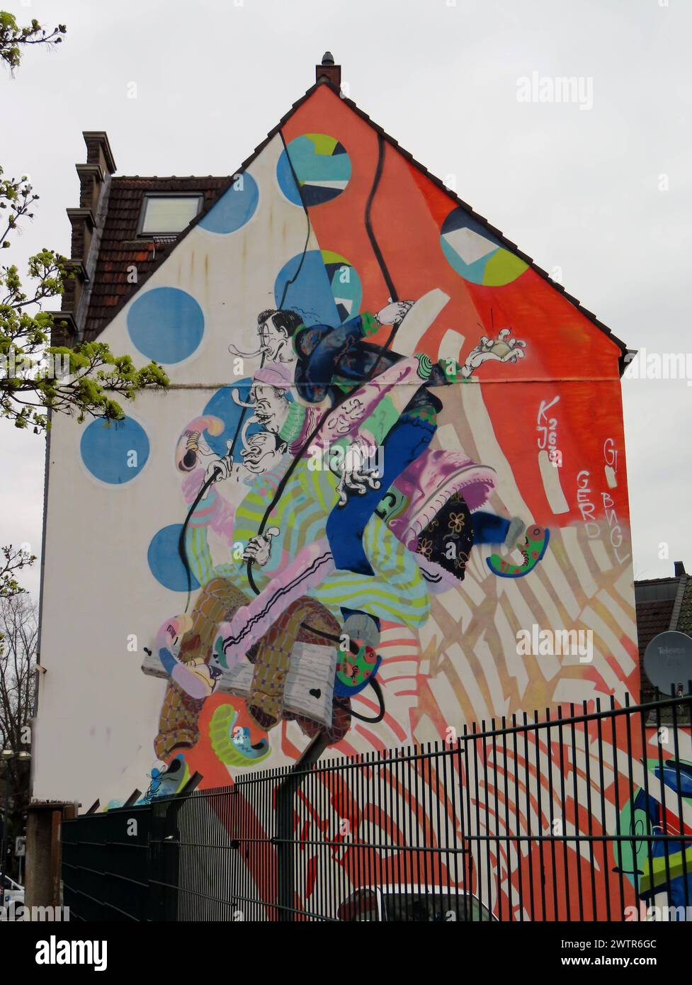 ein echter Hingucker oder Blickfang - dieses Graffiti Kunstwerk auf einer Hauswand farbenfrohes ...