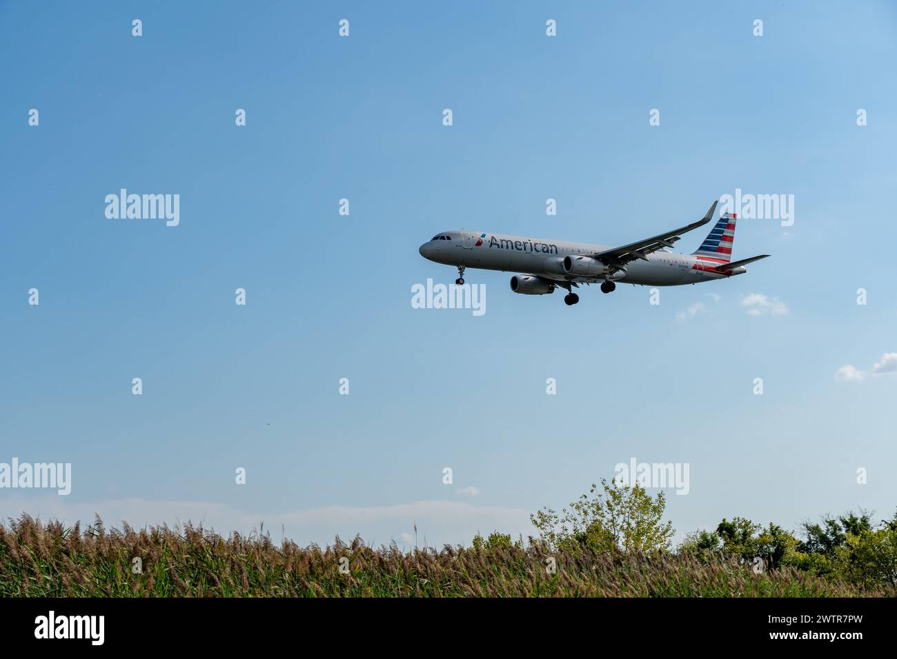 An American Airlines flight Coming in for Landing: Philadelphia ...
