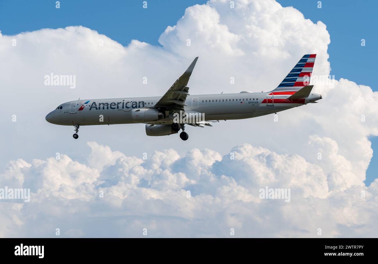 An American Airlines flight Coming in for Landing: Philadelphia ...