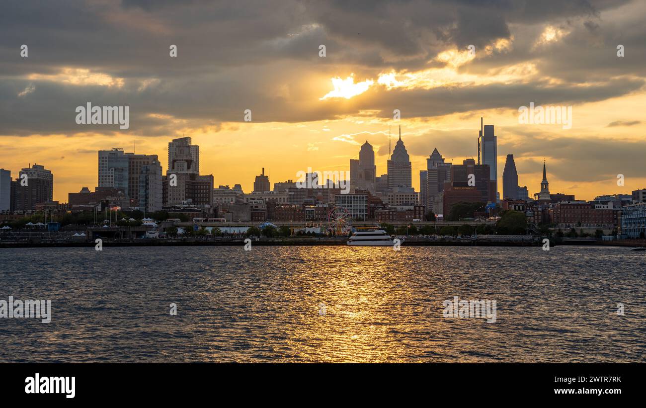 Philadelphia City Skyline at Sunset: Philadelphia, Pennsylvania, August ...