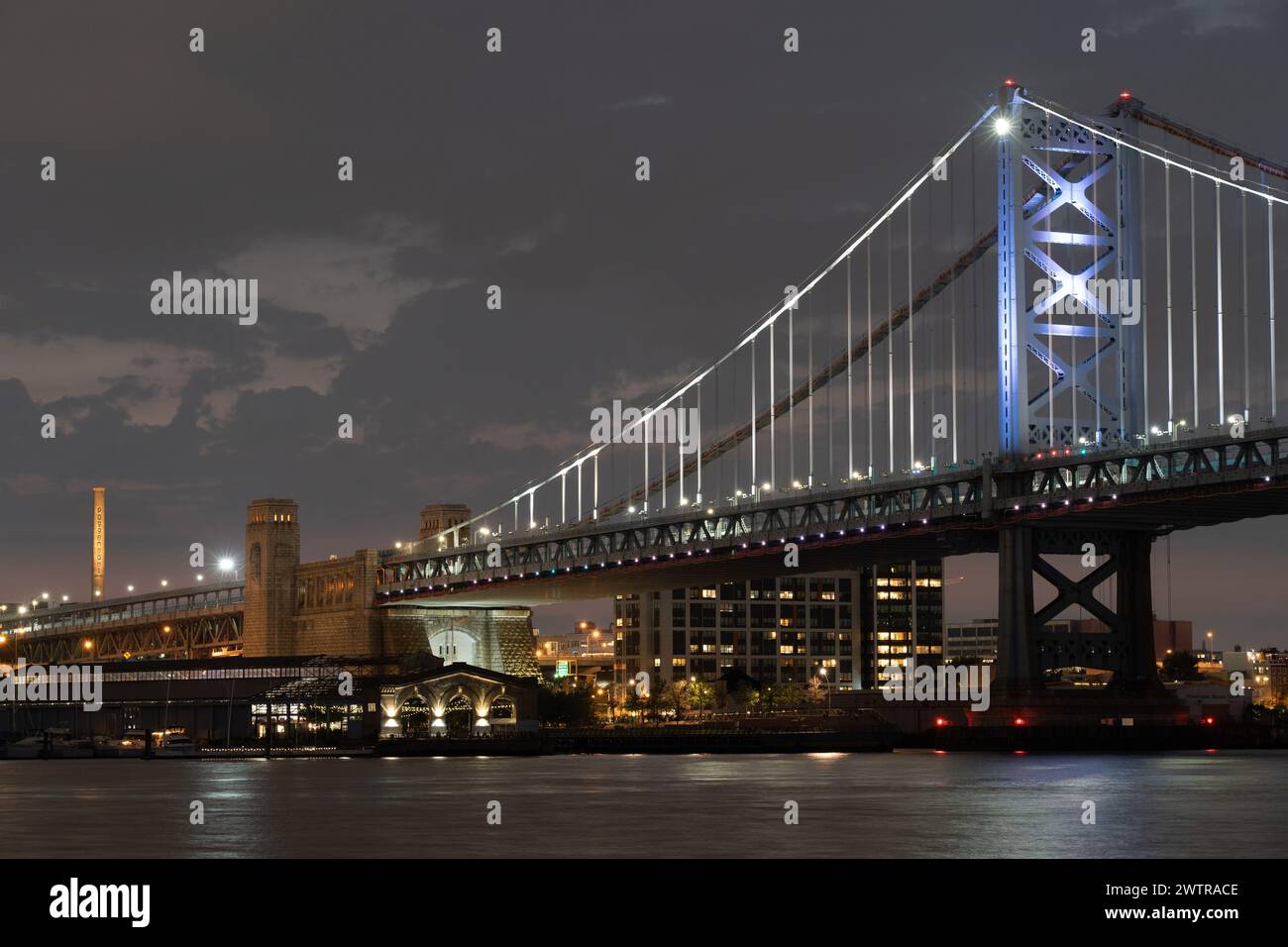 A view of the Ben Franklin Bridge at Night Stock Photo - Alamy