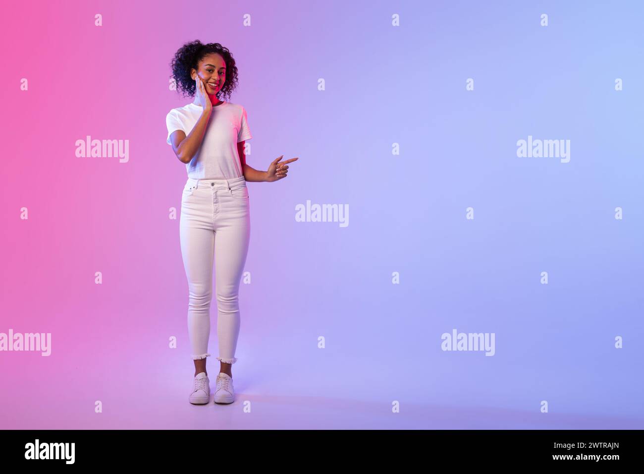 Woman purple background hi-res stock photography and images - Alamy