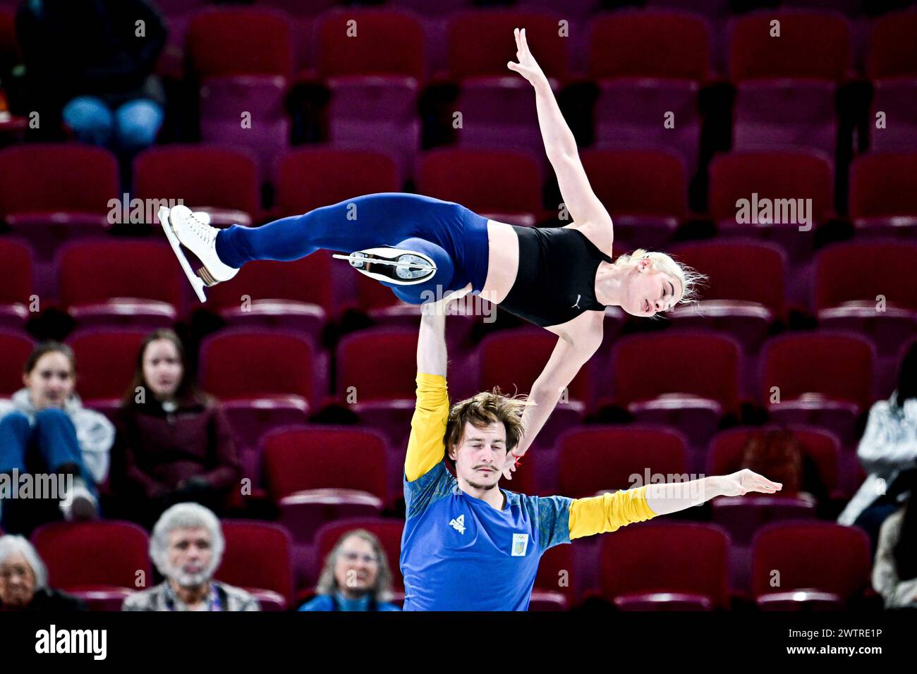 Pairs figure skating practice hi-res stock photography and images - Alamy