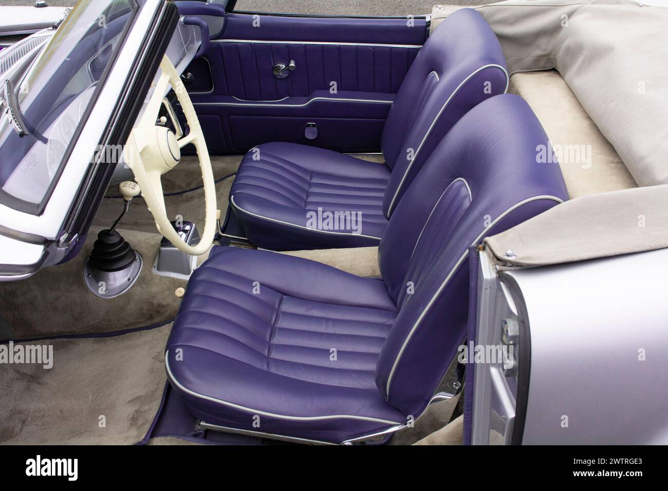 Lila motor hi-res stock photography and images - Alamy