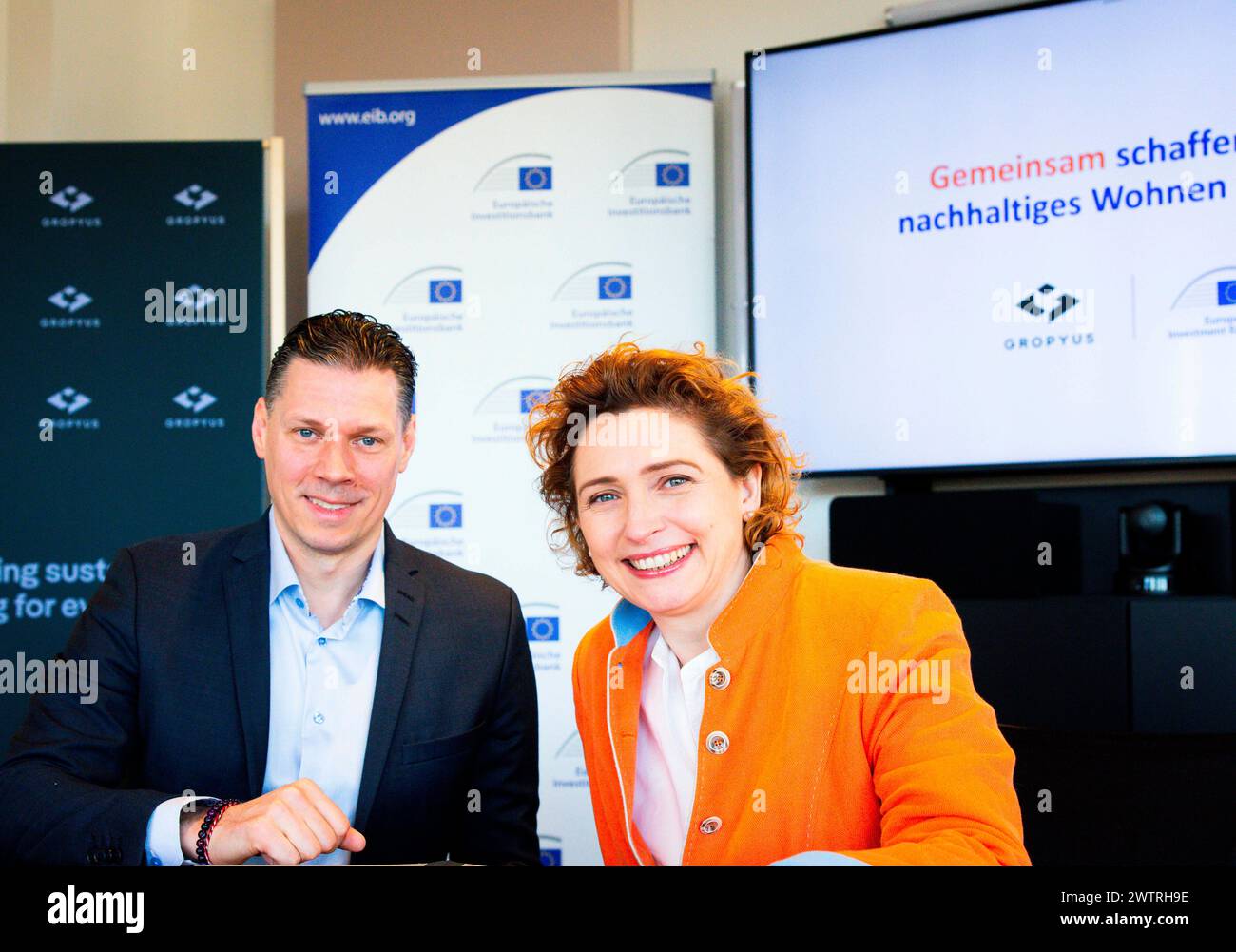 Nicola Beer (r), the Vice President of the European Investment Bank ...