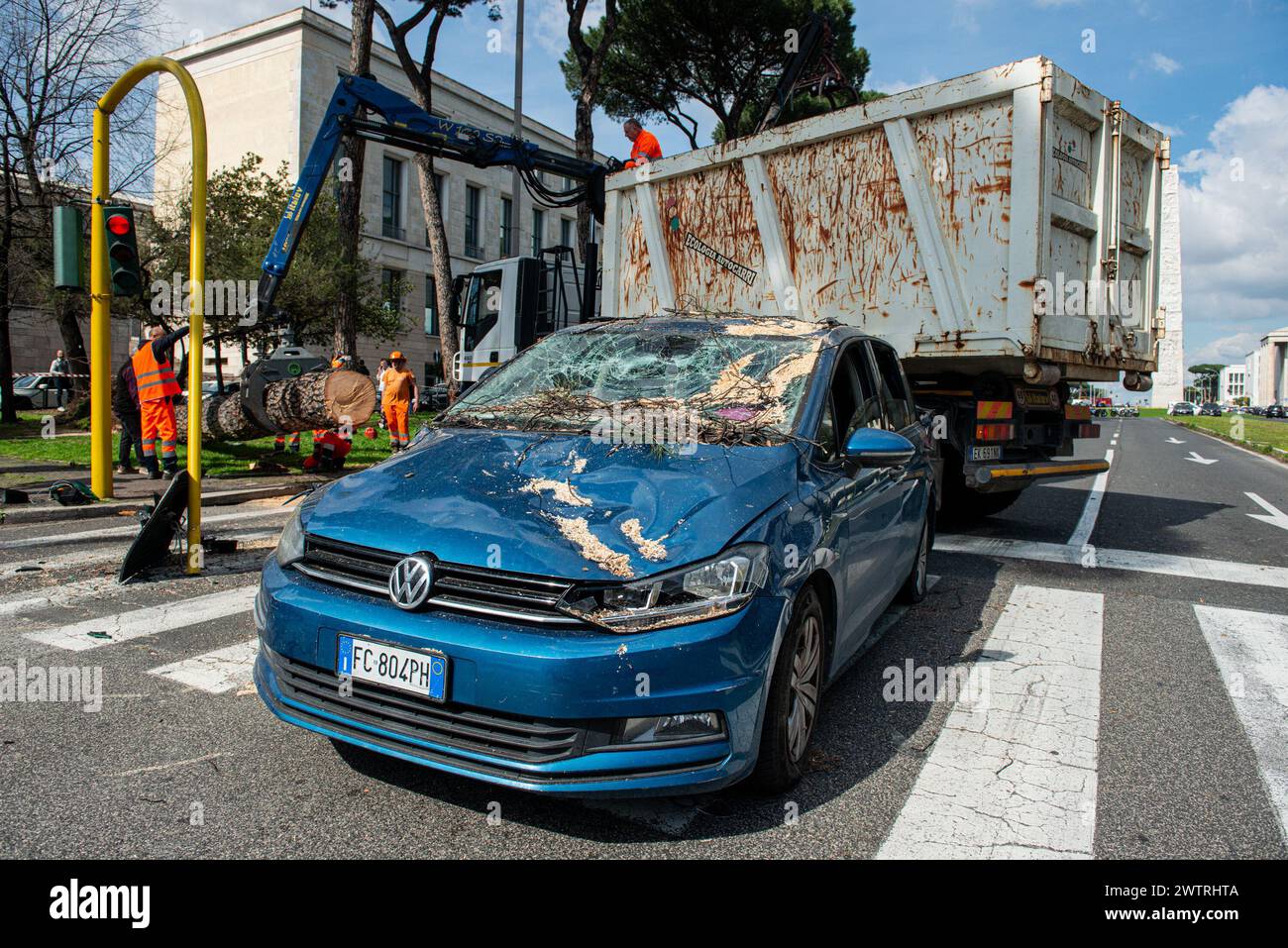 Caduto albero su una macchina su Via Cristoforo Colombo altezza La ...