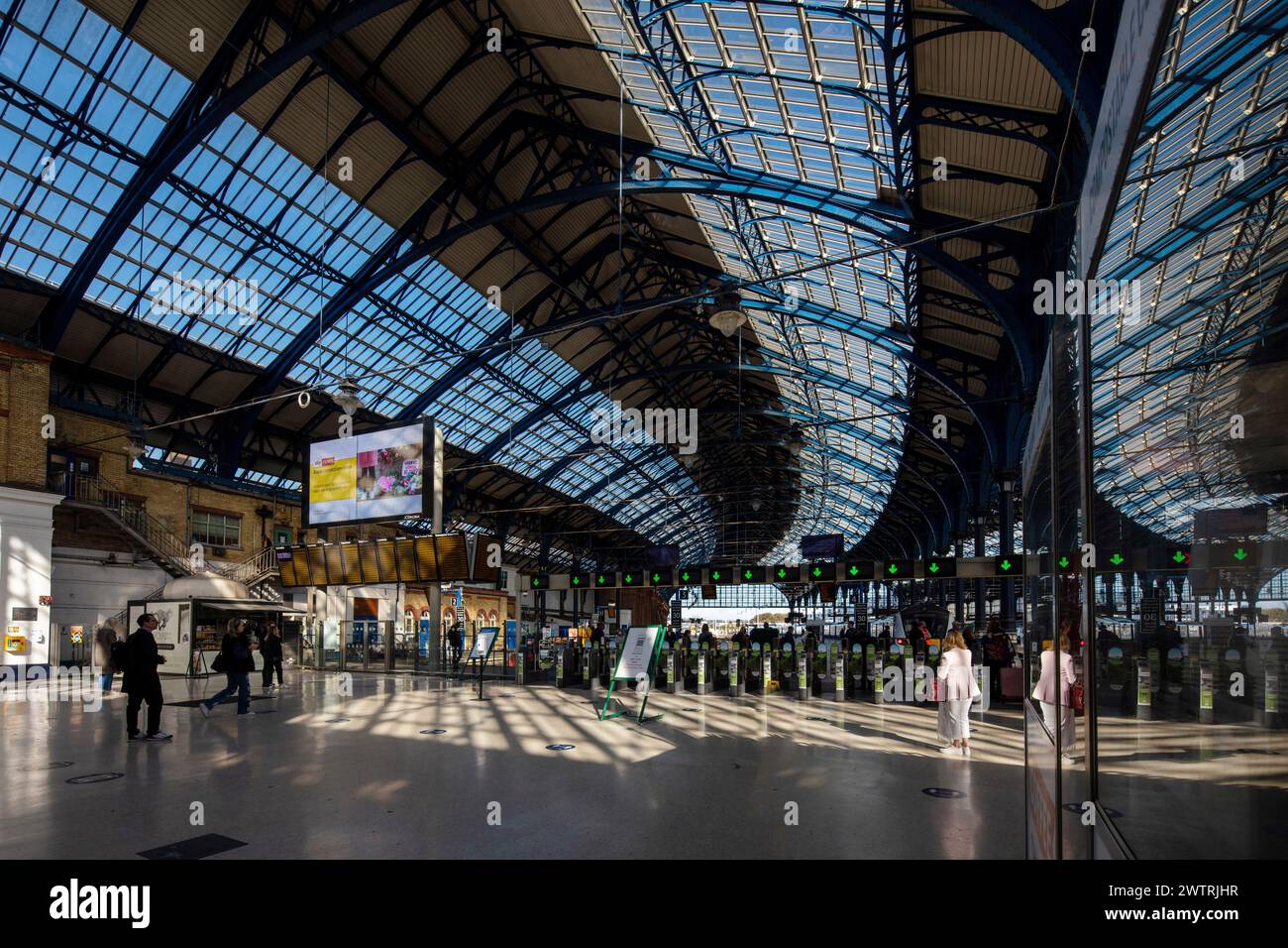 Double spanned curved glass hi-res stock photography and images - Alamy