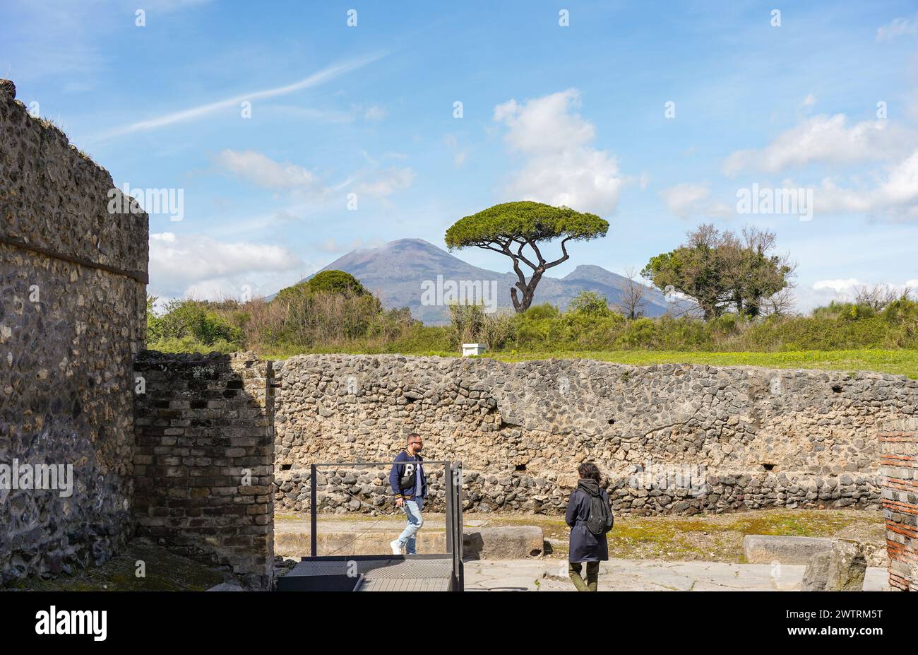 Vesuvius volcano seen from Roman city of Pompeii, Naples, Italy Stock ...