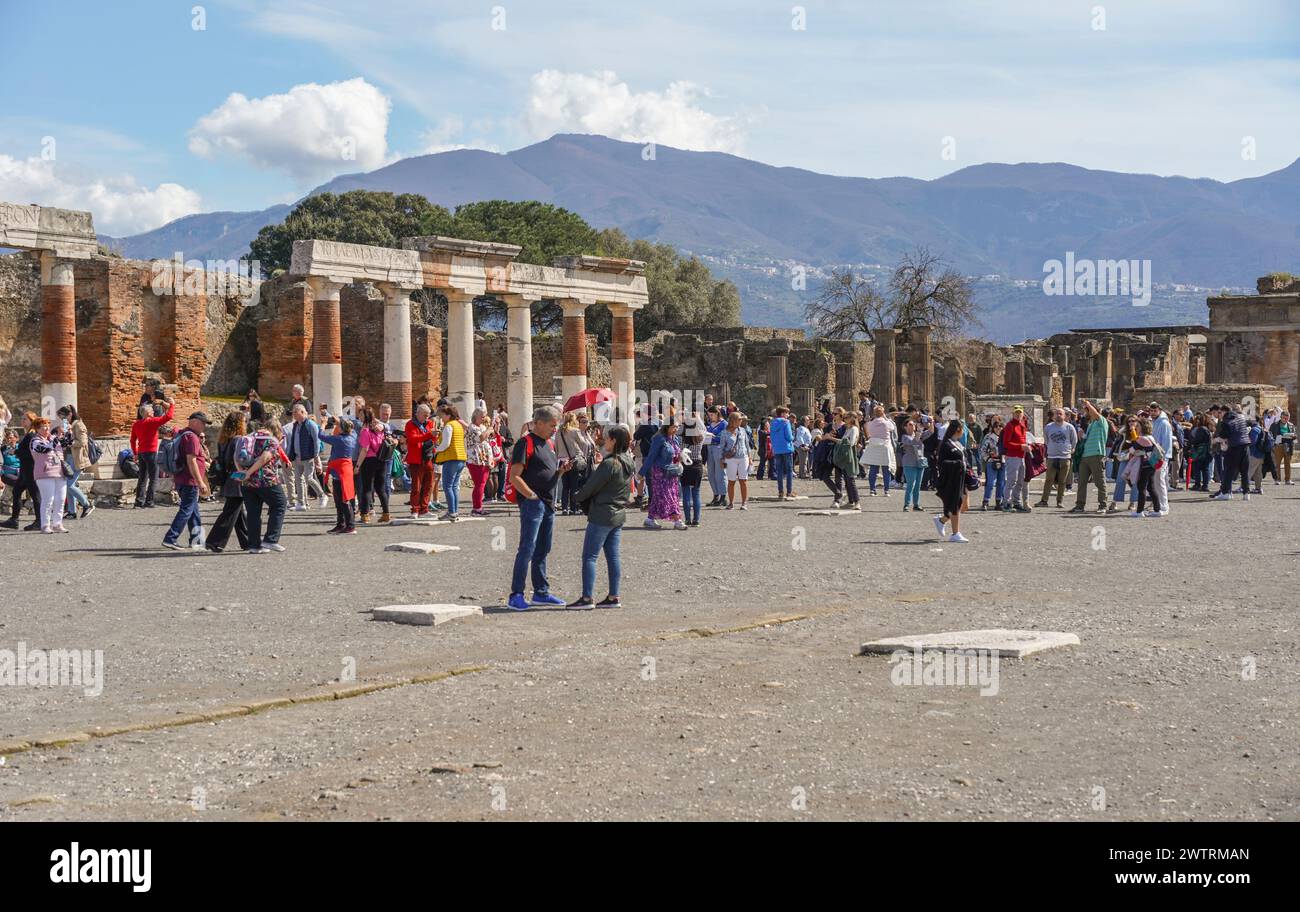 Pompeii forum hi-res stock photography and images - Alamy