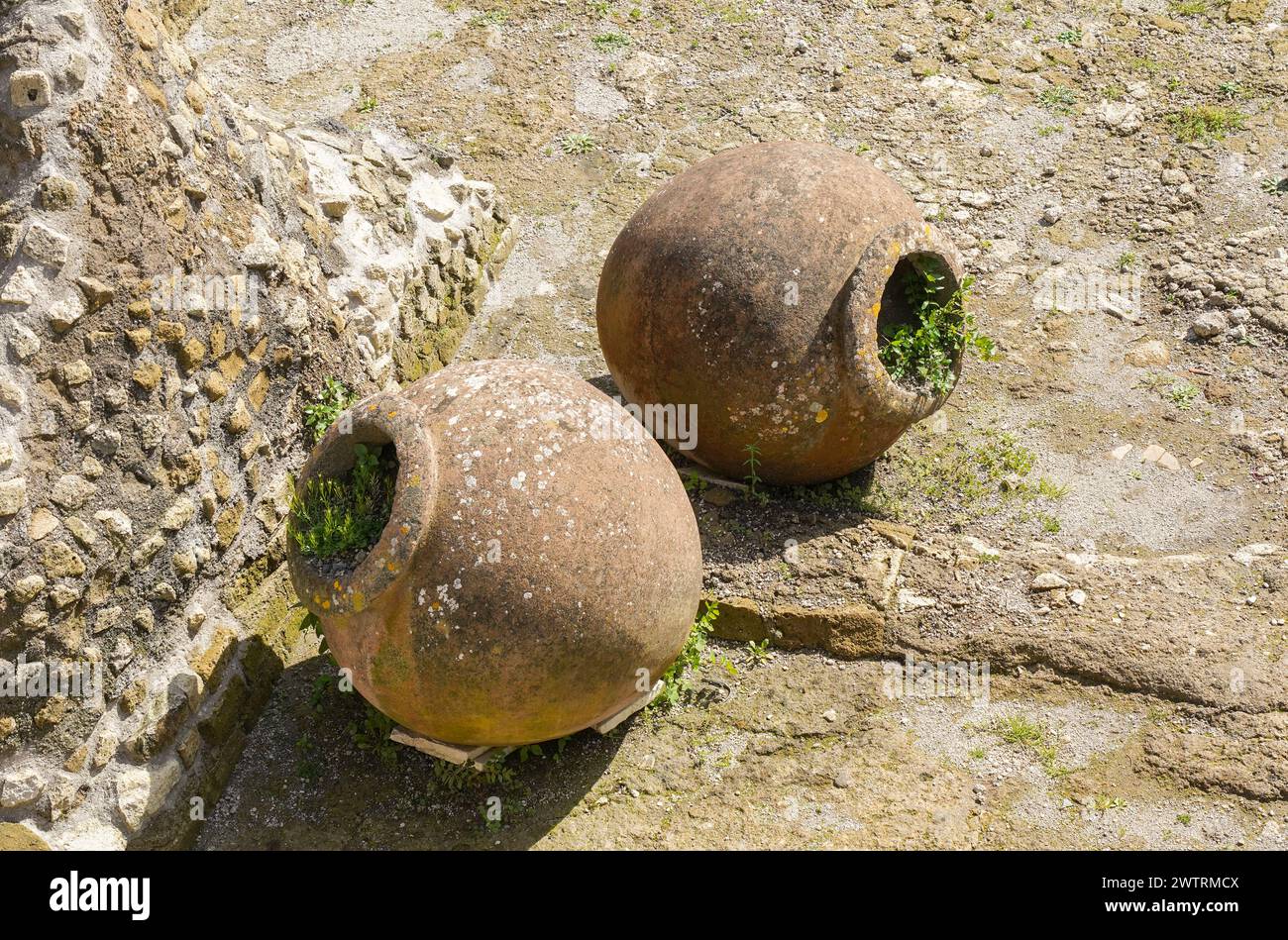 Two old roman vases hi-res stock photography and images - Alamy