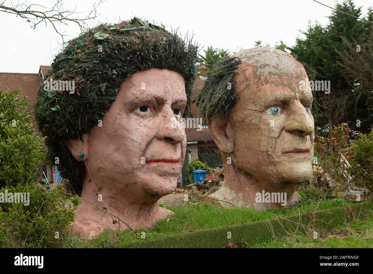 Queen and duke of edinburgh statues hi-res stock photography and images ...