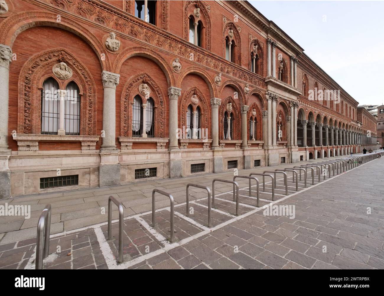 Public university milan courtyard hi-res stock photography and images ...
