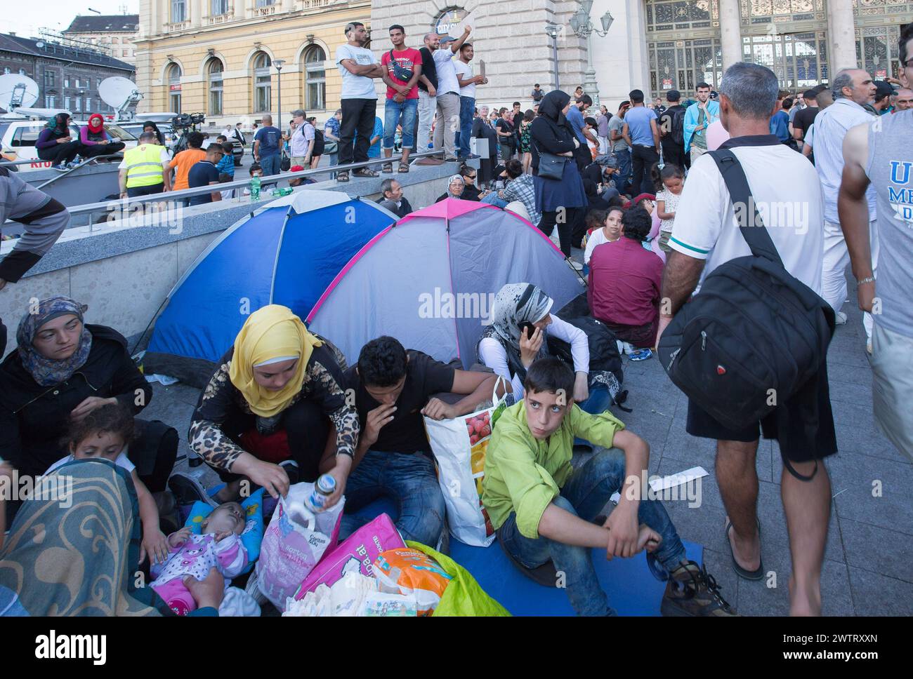 Syrian and other Arab Refugees crowd wait for their onward journey to ...