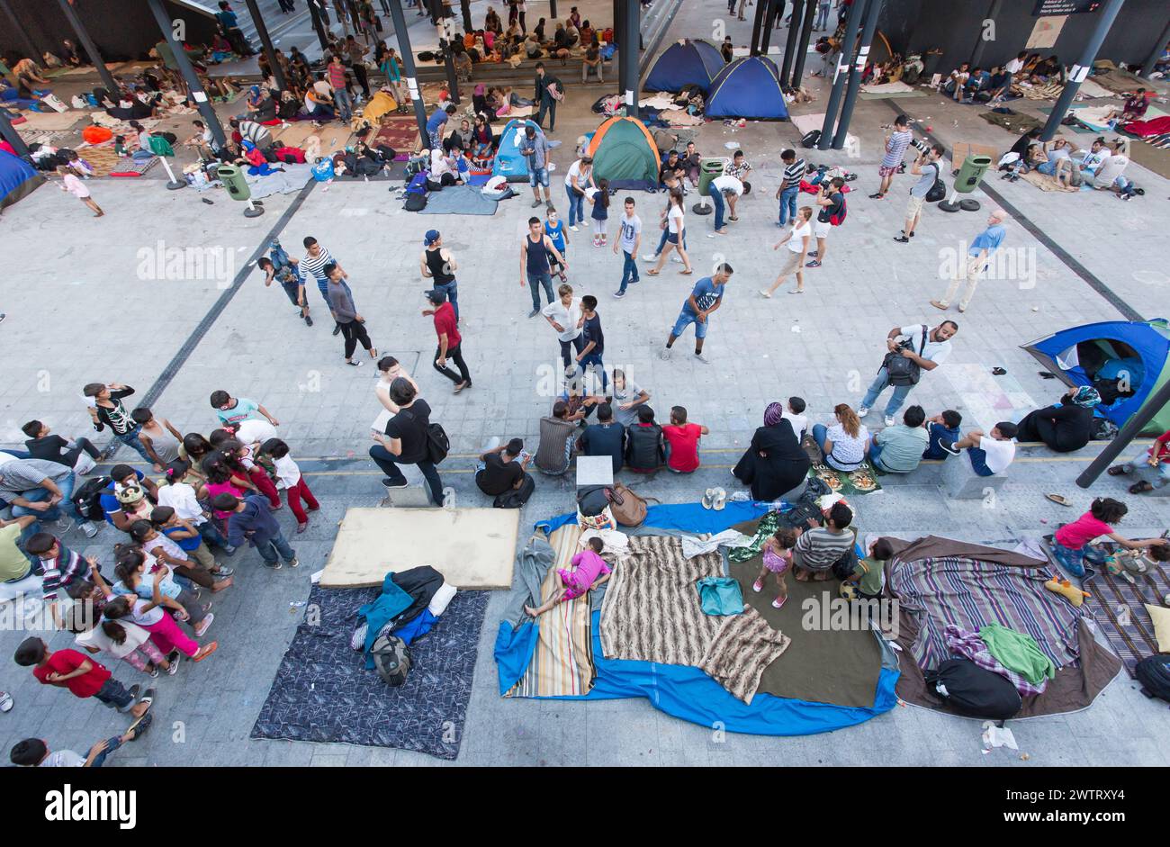 Syrian and other Arab Refugees crowd wait for their onward journey to ...
