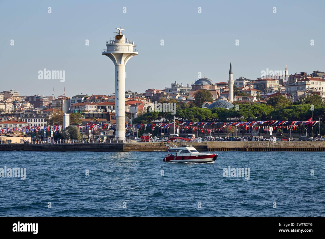 Uskudar coast walkway hi-res stock photography and images - Alamy