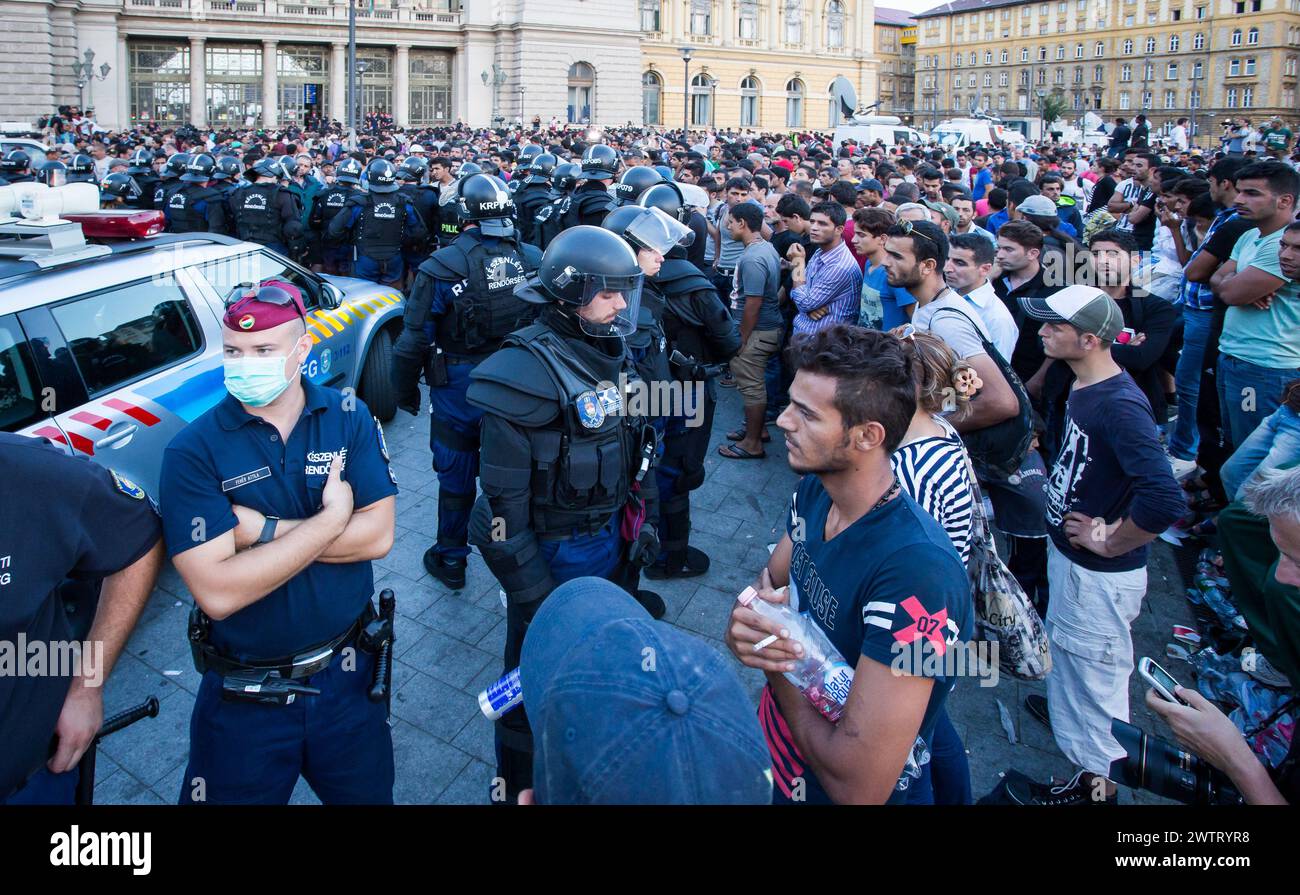 Syrian and other Arab Refugees crowd wait for their onward journey to ...