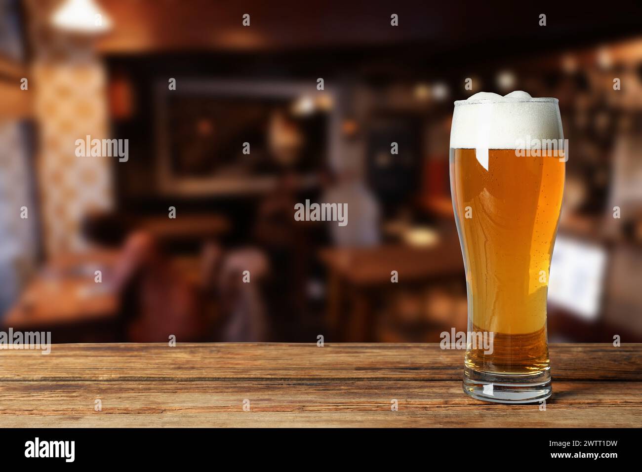 Pub bar counter busy hi-res stock photography and images - Alamy