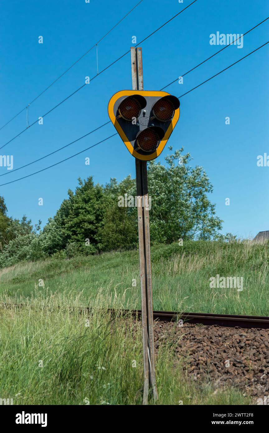 Green light railway signals hi-res stock photography and images - Alamy