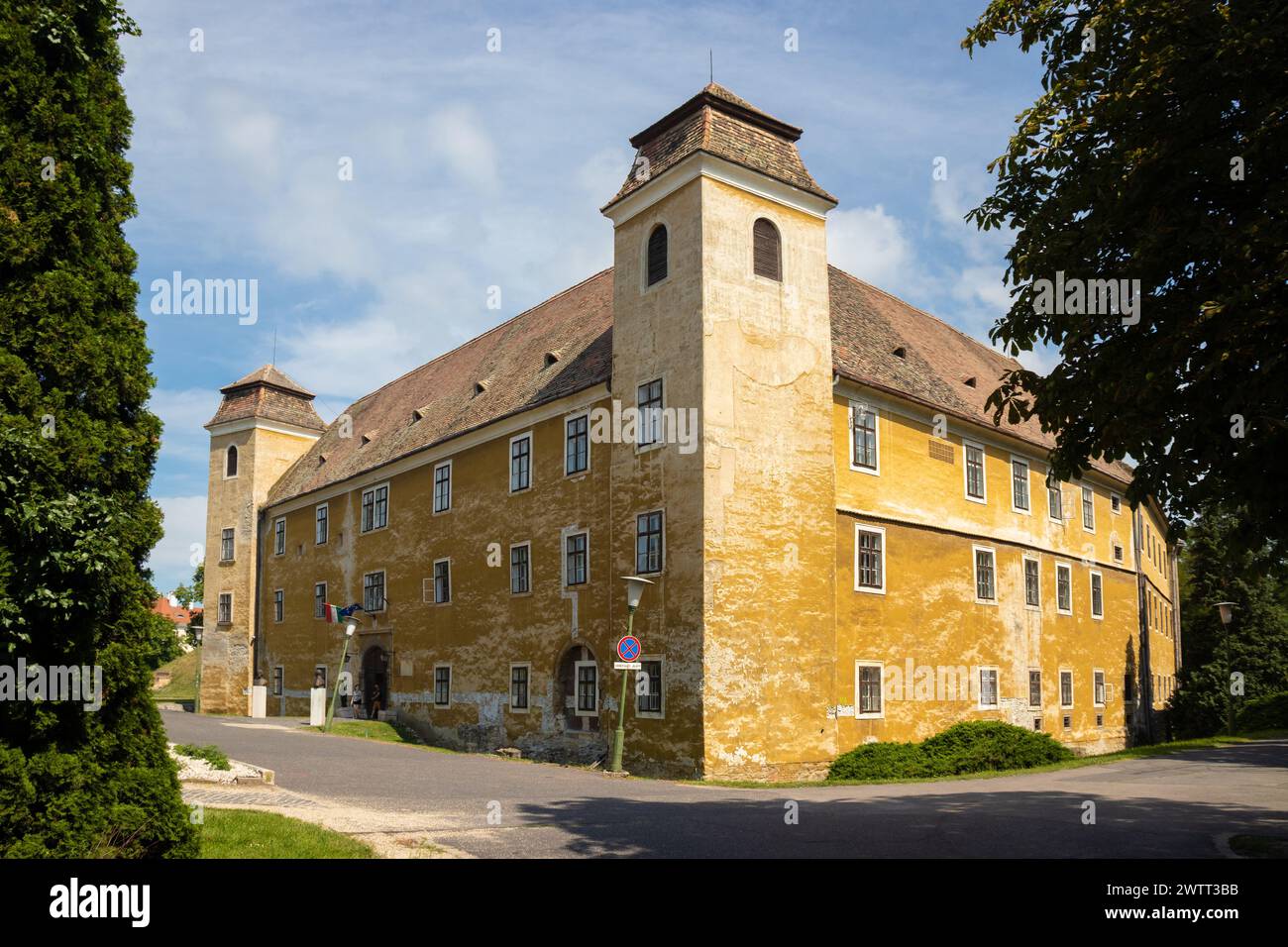 Ungarisch altenburg castle hi-res stock photography and images - Alamy