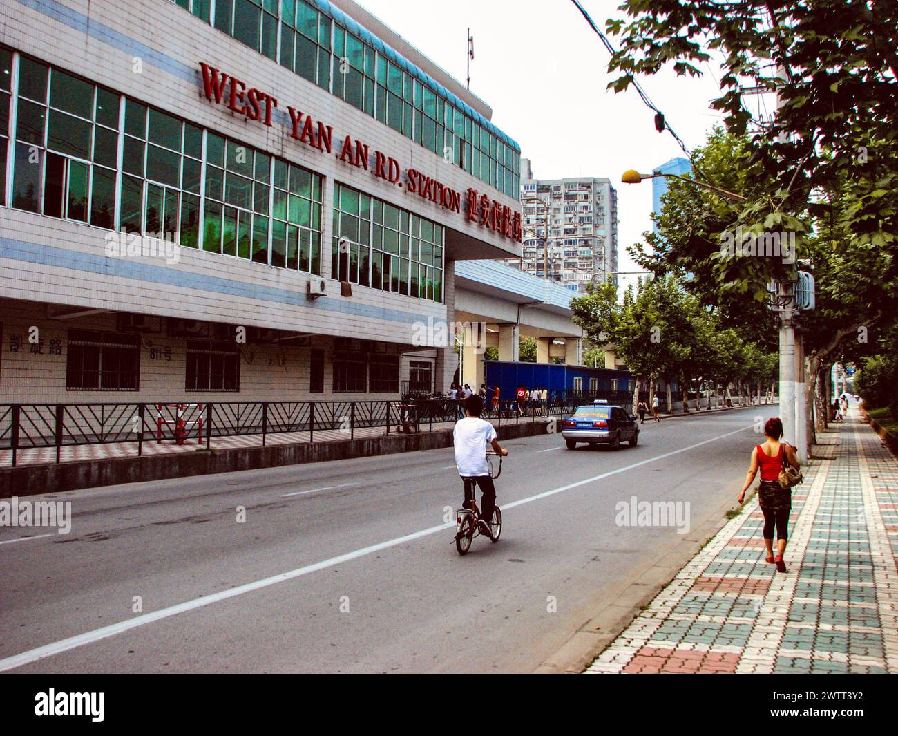 A station on the Shanghai subway system Stock Photo - Alamy