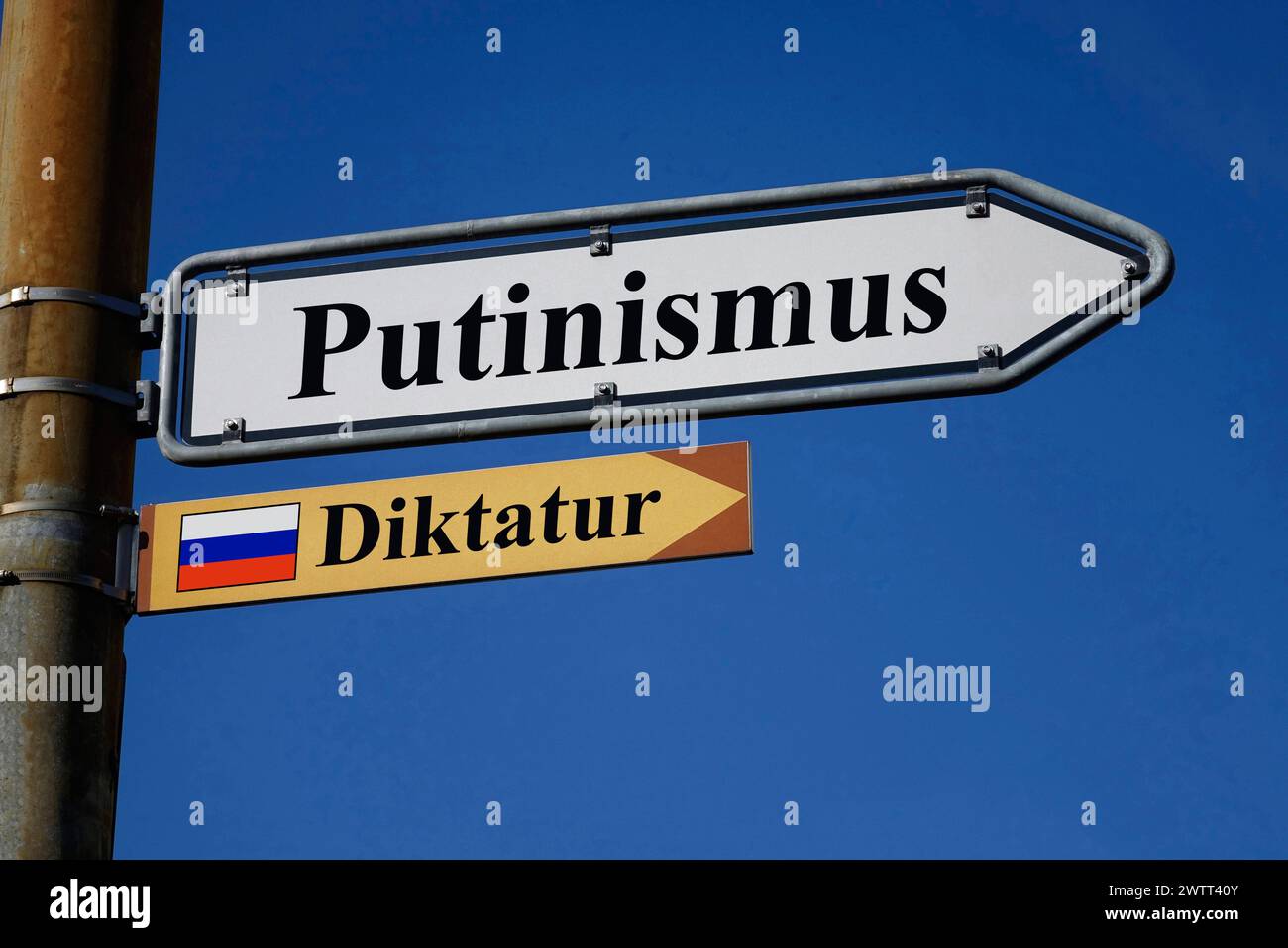Wegweiser mit Putinismus und Diktatur Wegweiser mit Putinismus und ...