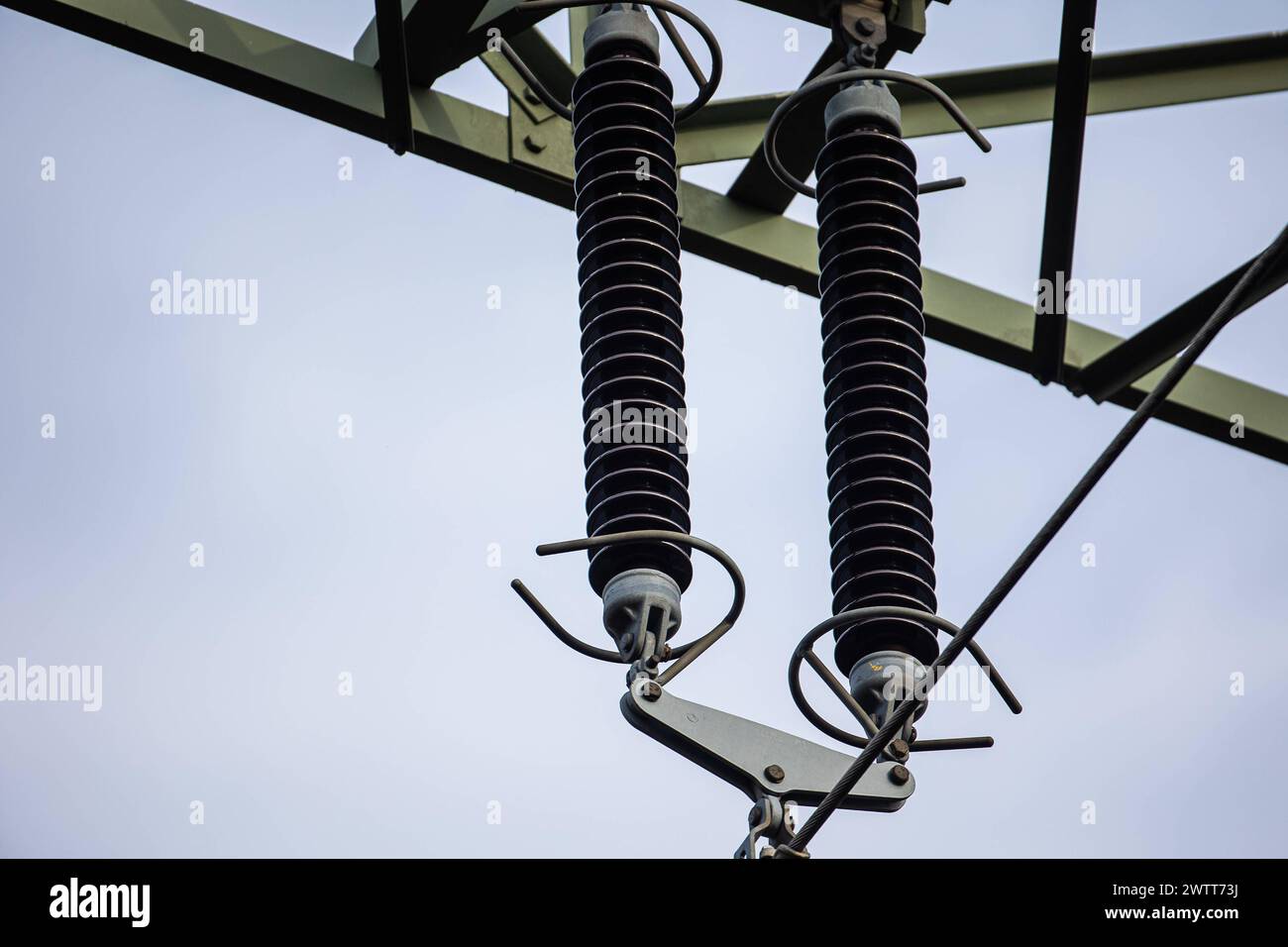 Detail der Isolatoren. Strommasten am 19. März 2024 bei Stahnsdorf in ...