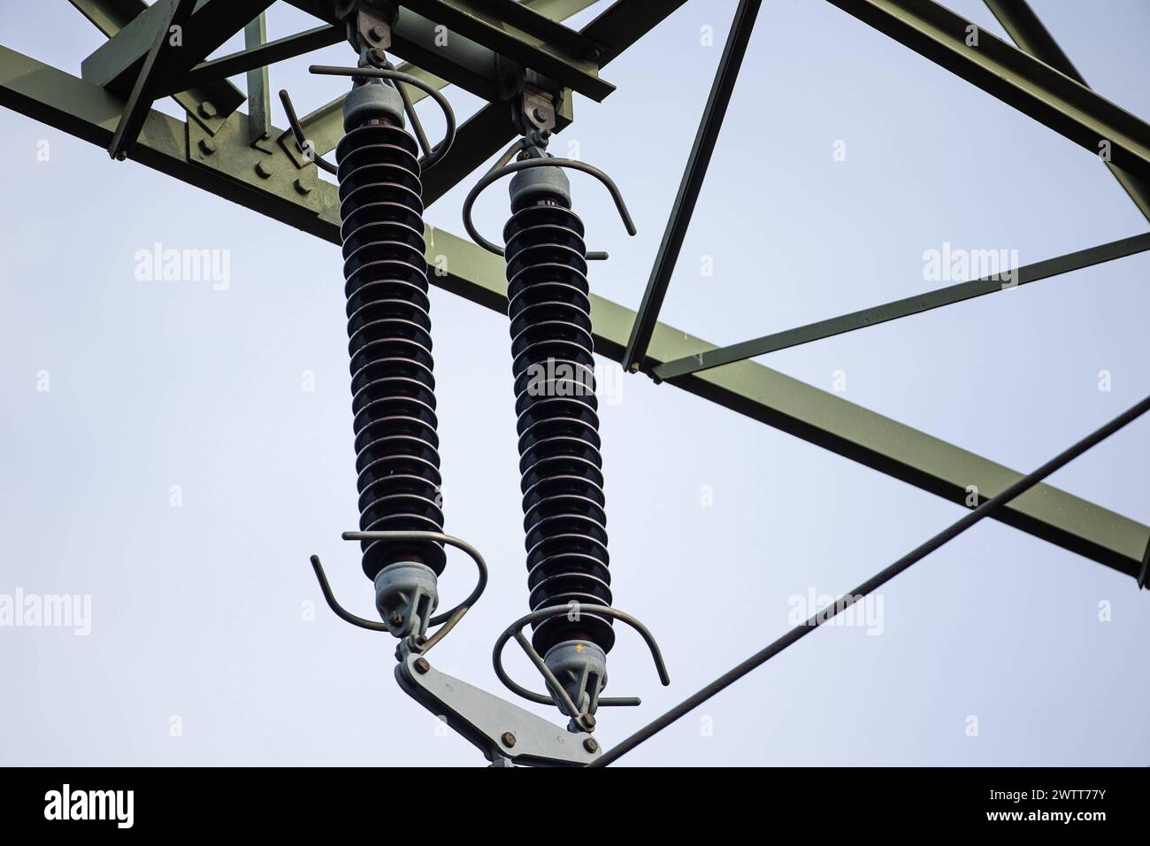 Detail der Isolatoren. Strommasten am 19. März 2024 bei Stahnsdorf in ...