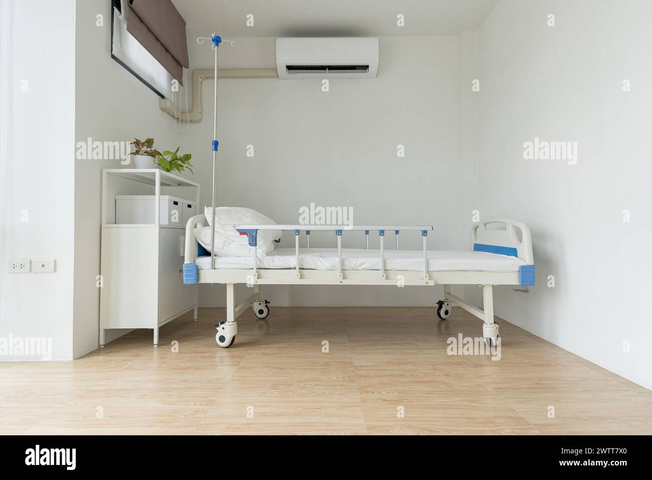 Recovery Room with beds on interior of an empty hospital room that is well ventilated Stock ...