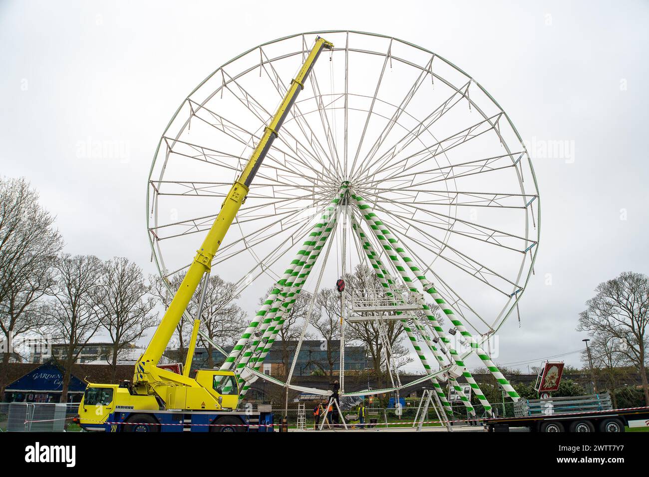 Ferris wheel green spaces hi-res stock photography and images - Alamy