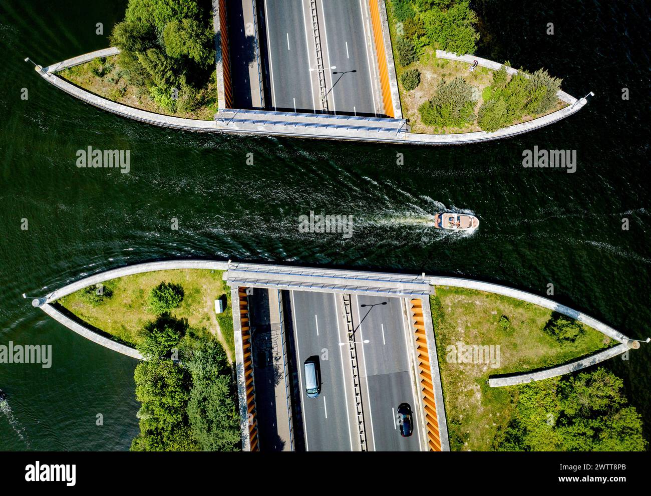 The Aqueduct Veluwemeer is an aqueduct under the Veluwemeer near ...