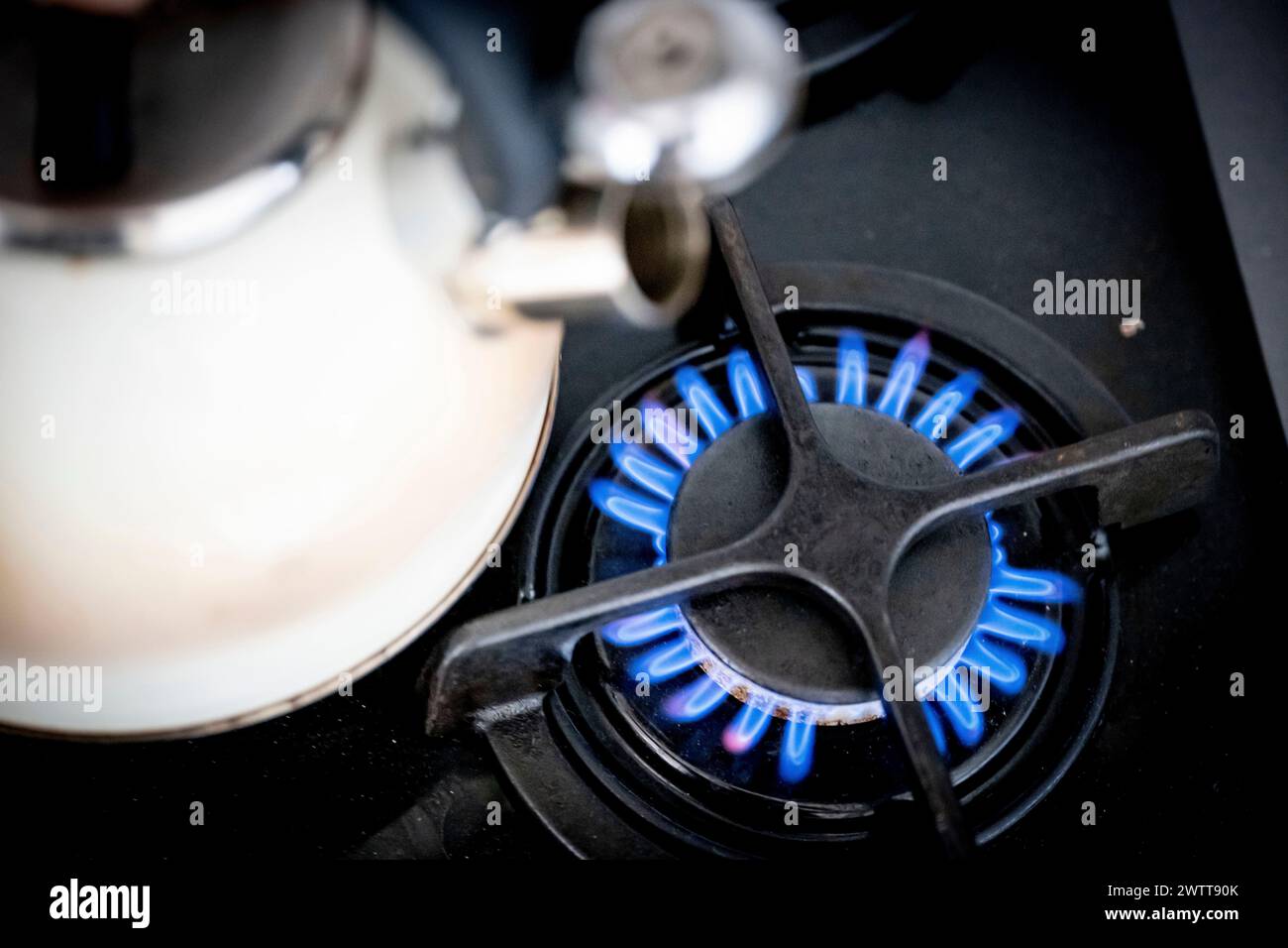 Kettle boiling on gas hi-res stock photography and images - Alamy