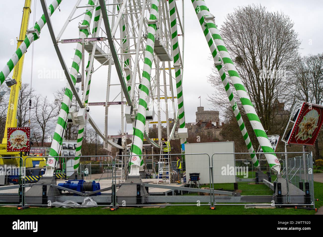Ferris wheel green spaces hi-res stock photography and images - Alamy