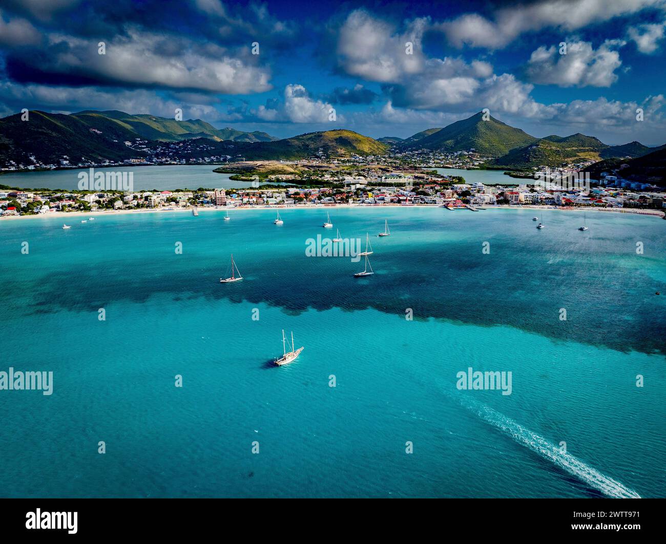 Tropical bay clear water hi-res stock photography and images - Alamy