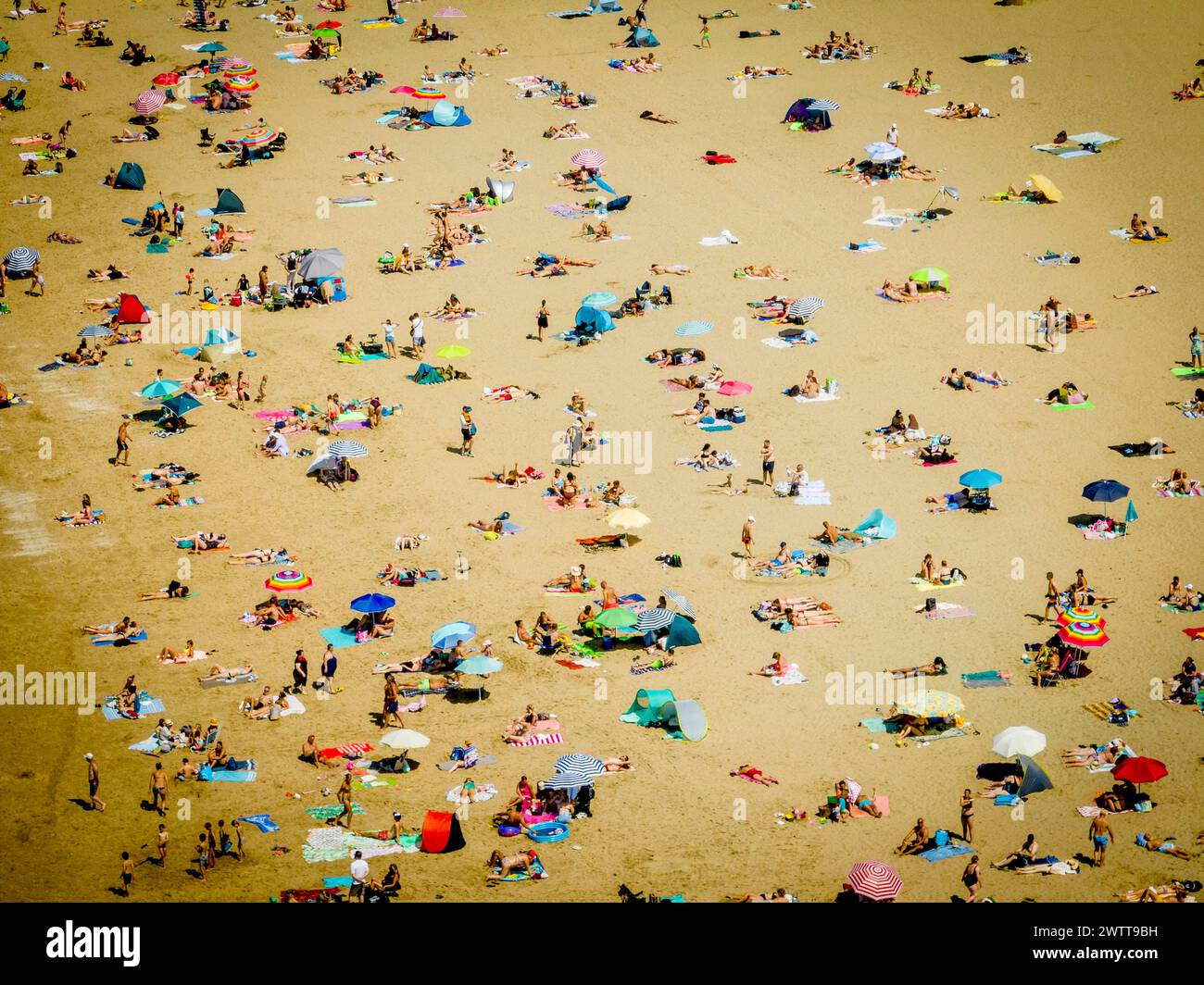 SCHEVINGEN - Crowds on the beach of Scheveningen During the tropical ...