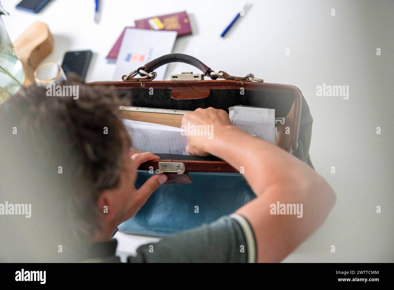 Cluttered desk overhead hi-res stock photography and images - Alamy
