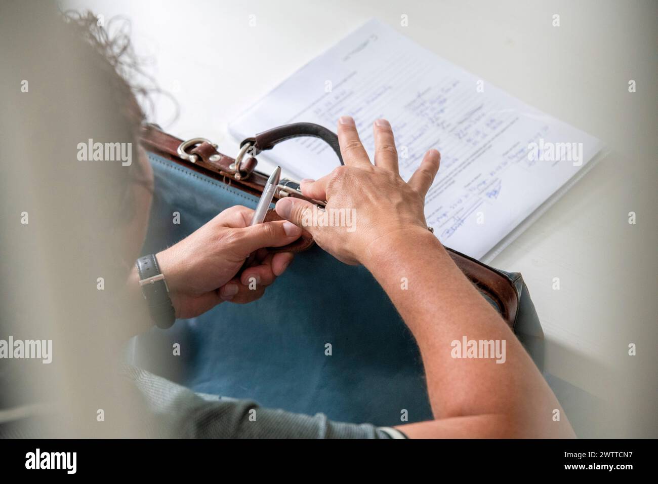 Overtheshoulder view hi-res stock photography and images - Alamy