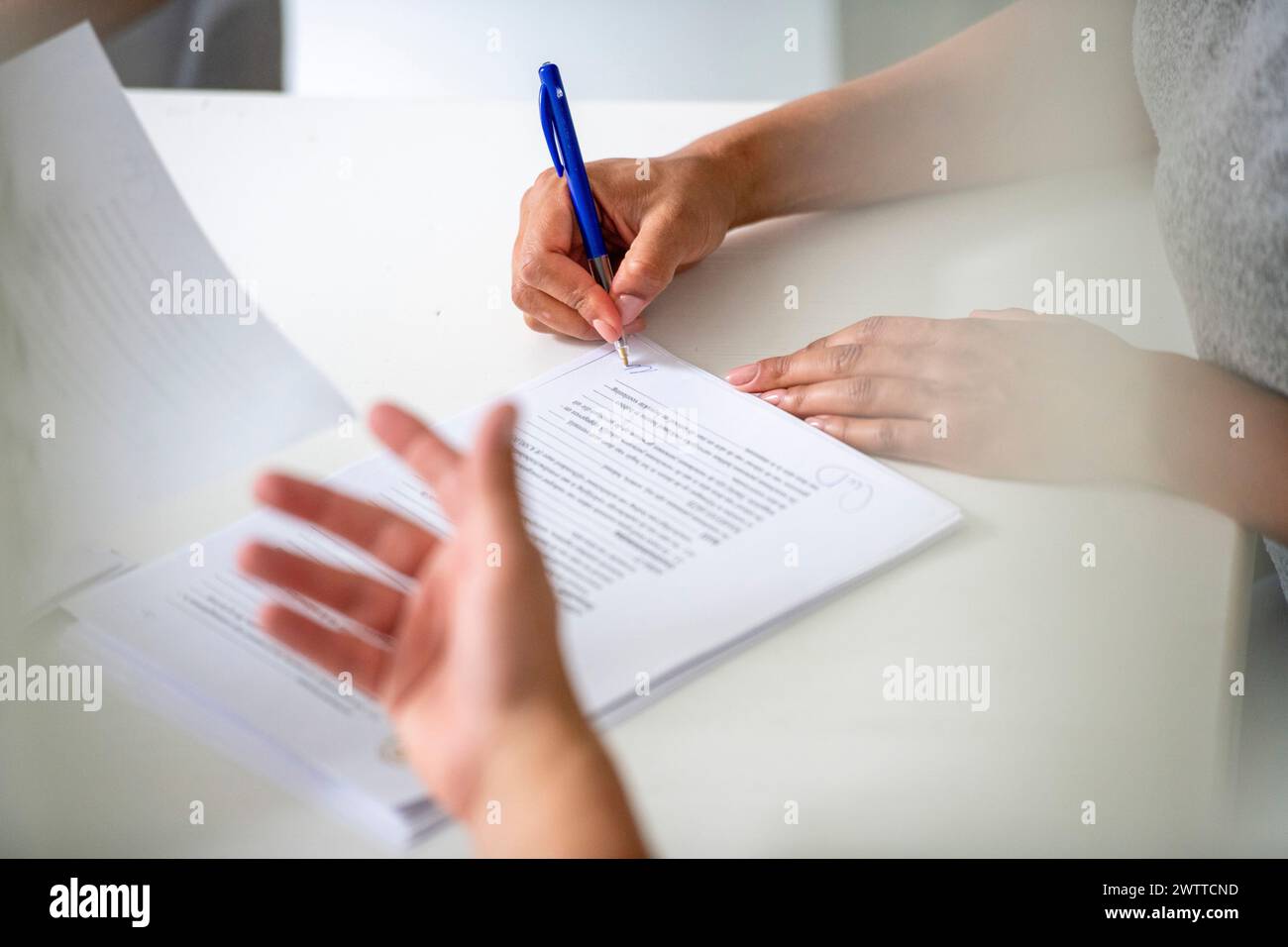 Signing at desk hi-res stock photography and images - Alamy