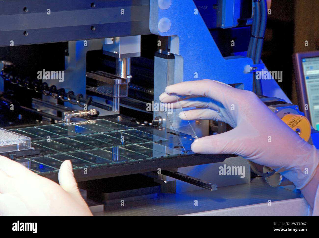 Technicicarefully hi-res stock photography and images - Alamy