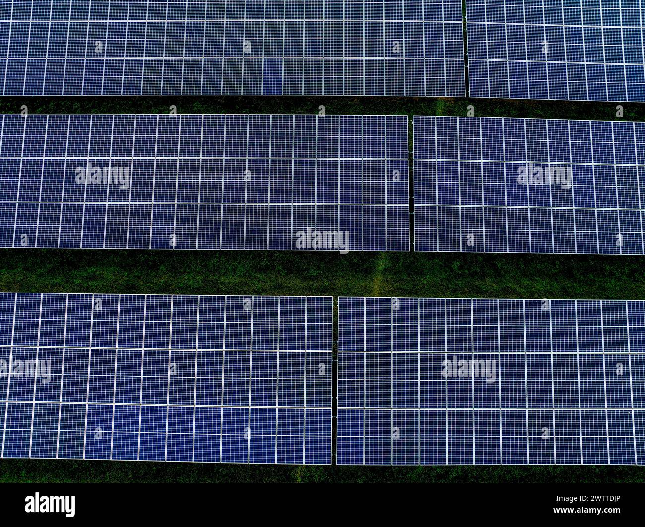 Aerial view of a solar farm with rows of panels Stock Photo - Alamy