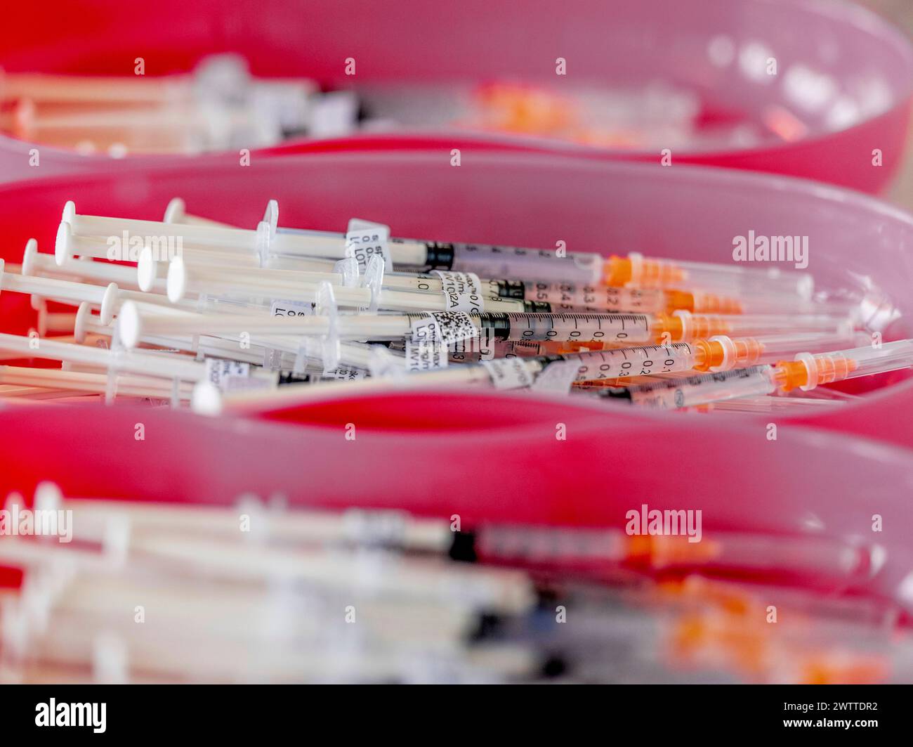 Syringe barrels hi-res stock photography and images - Alamy