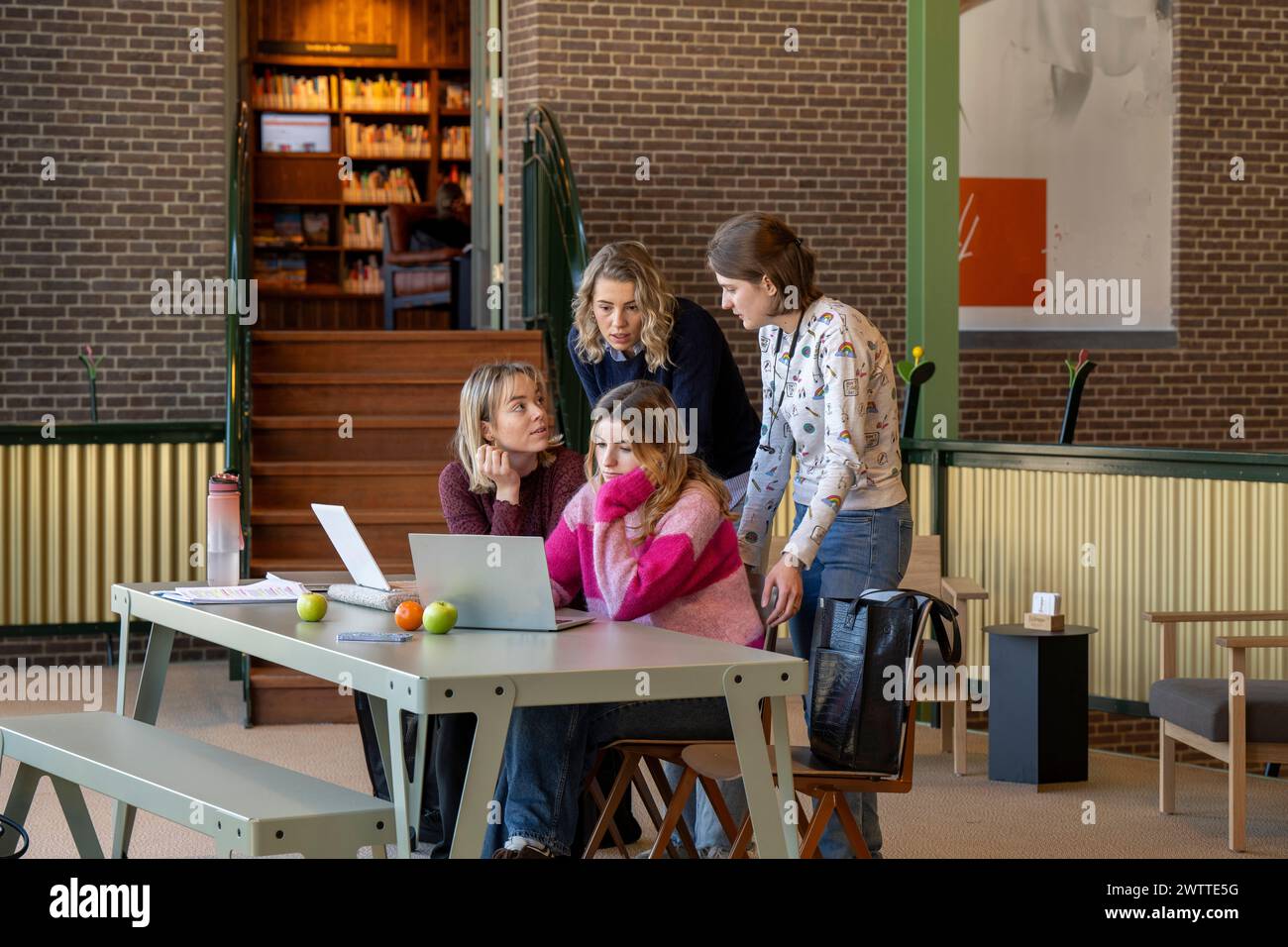 Teamwork setting hi-res stock photography and images - Alamy