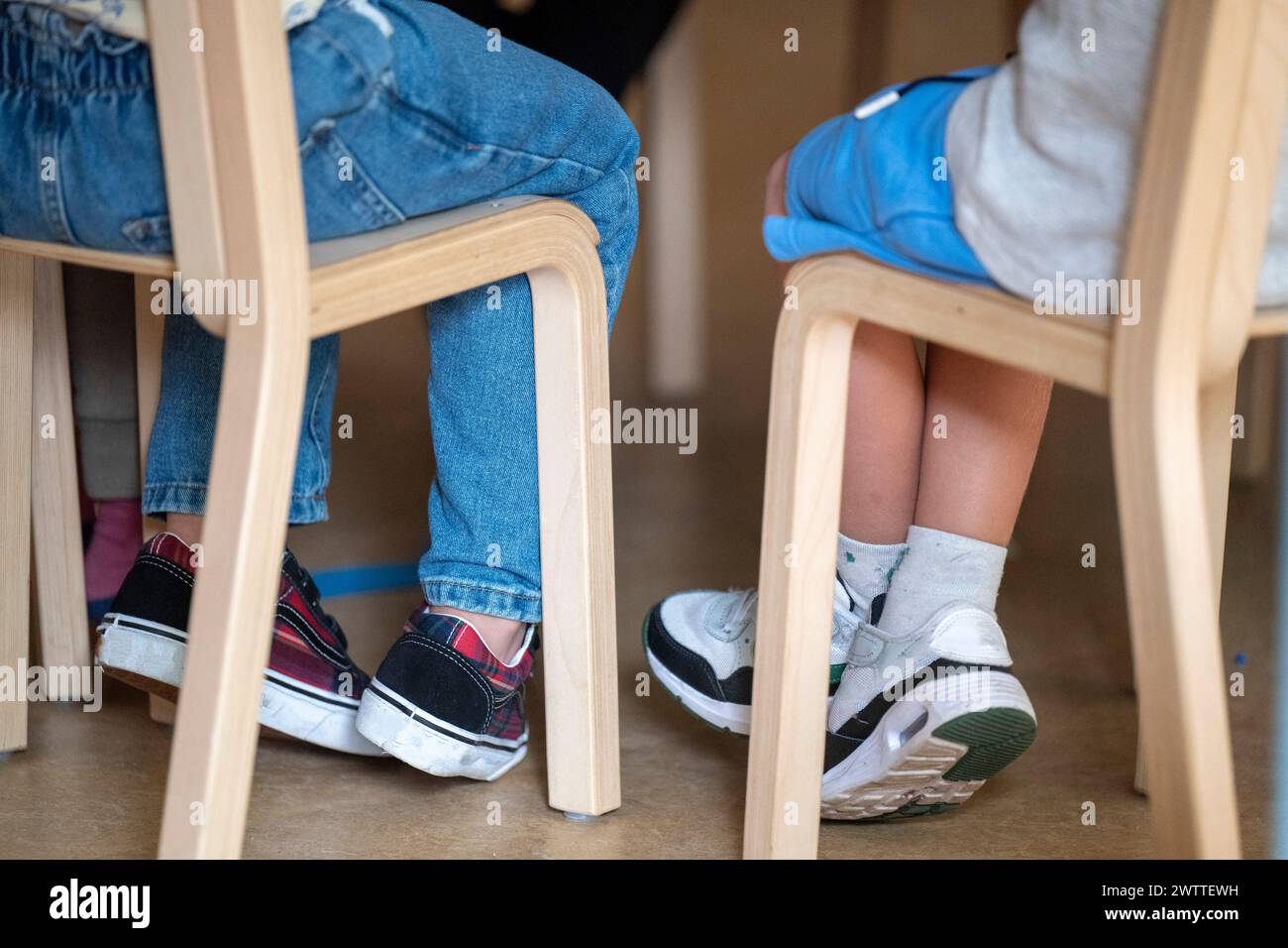 Legs under table hi-res stock photography and images - Alamy