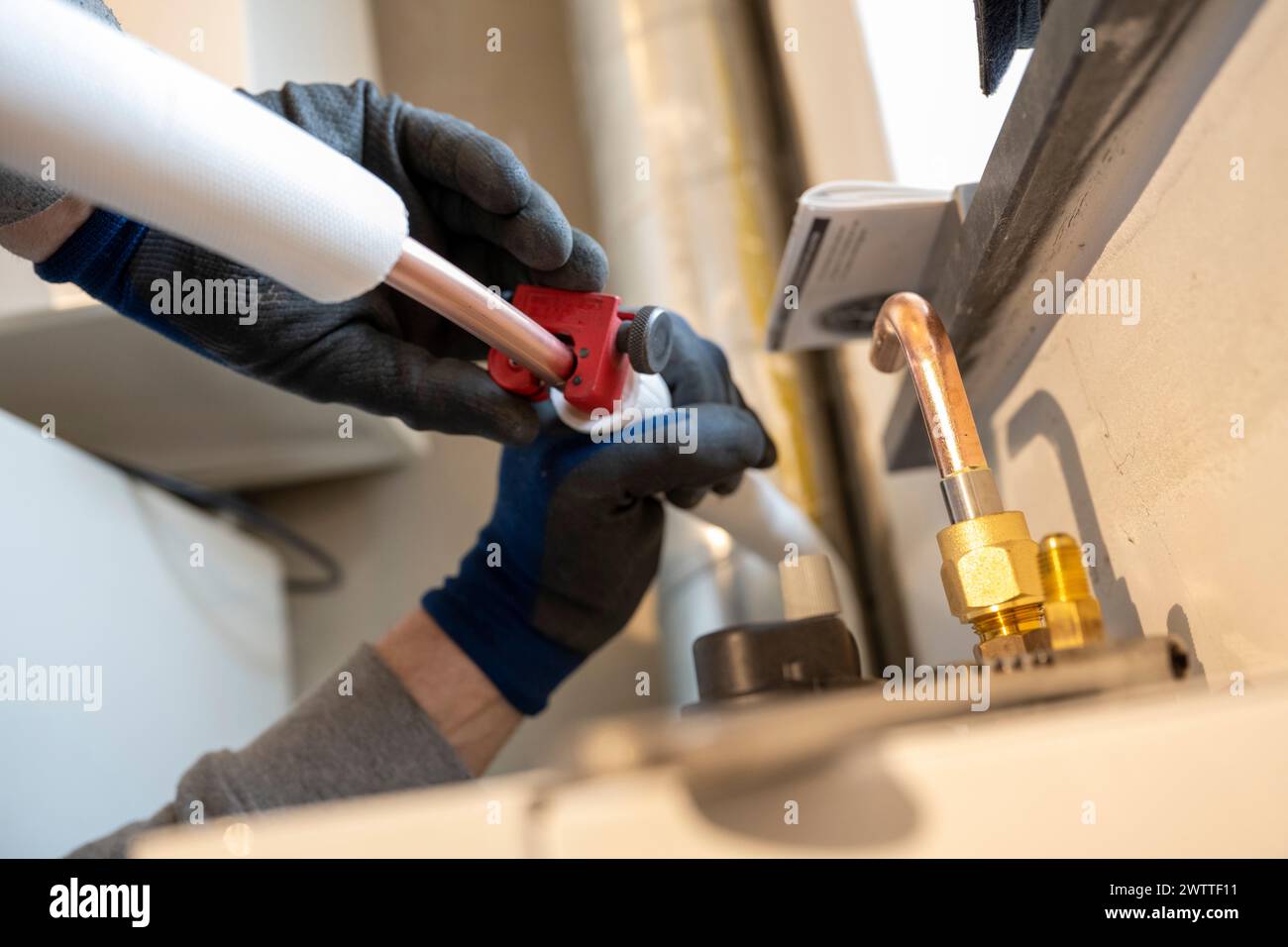 Piping installation hi-res stock photography and images - Alamy