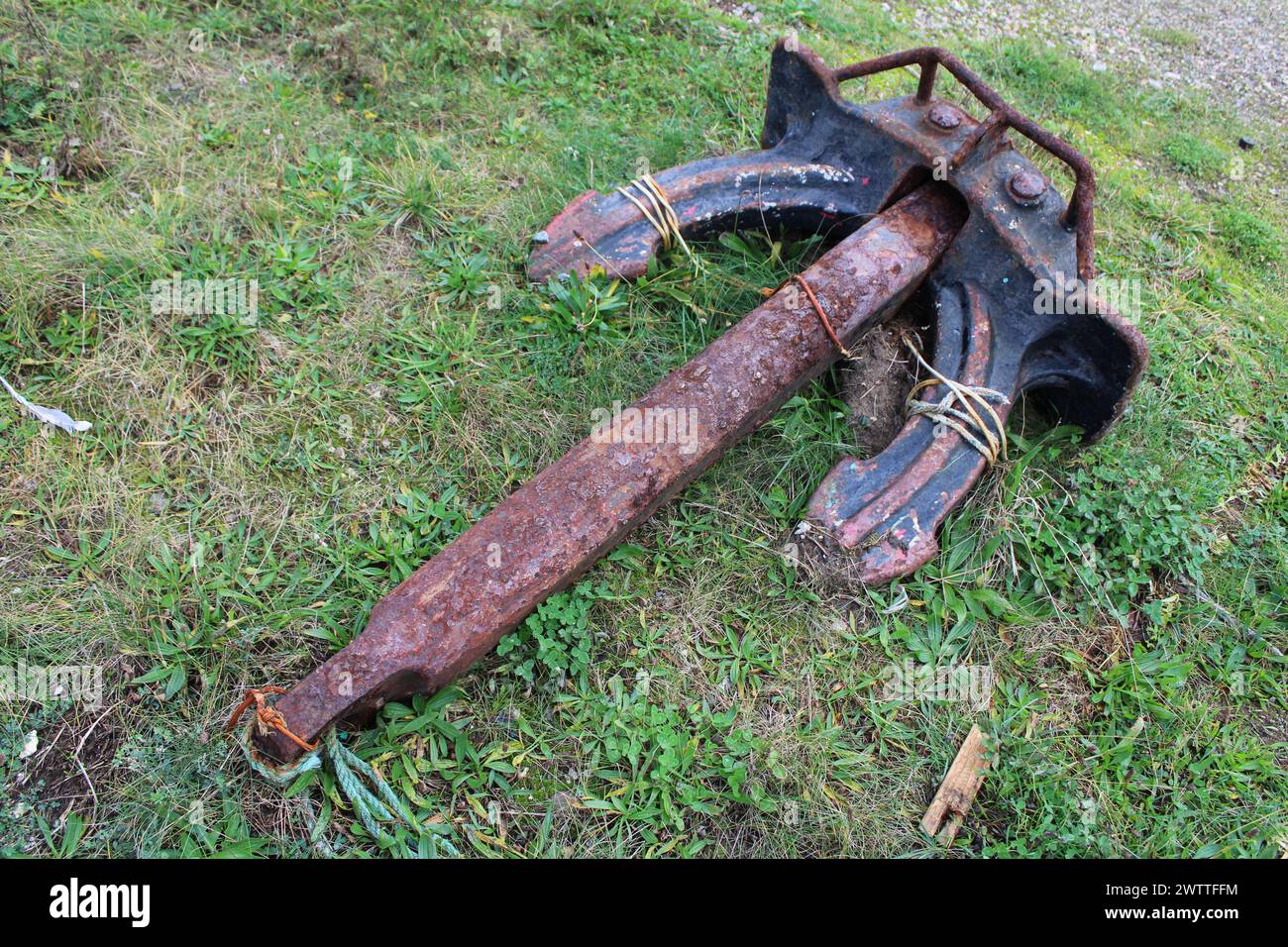 Rusty anchor at harbour hi-res stock photography and images - Alamy