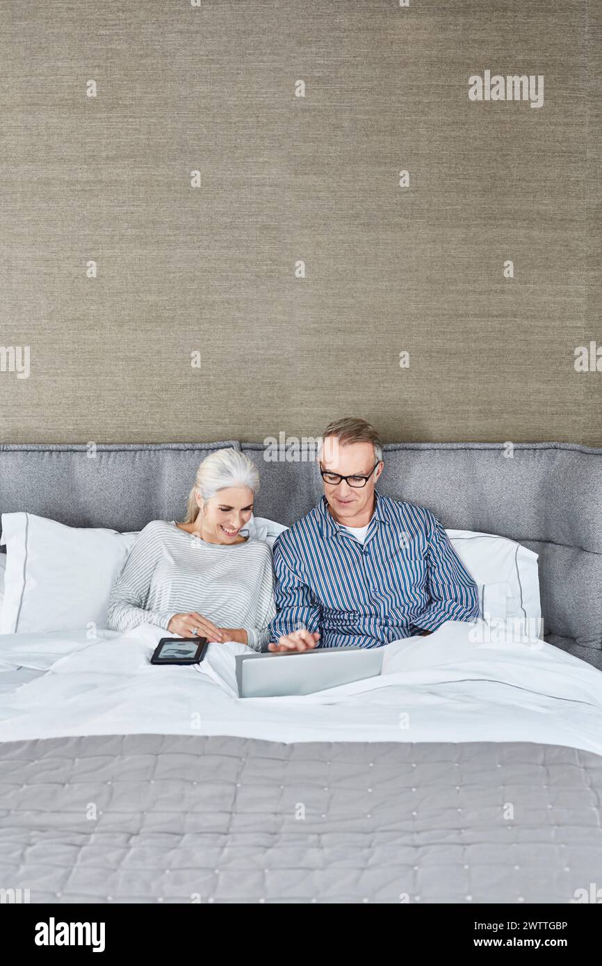 Elderly couple in bed hi-res stock photography and images - Alamy