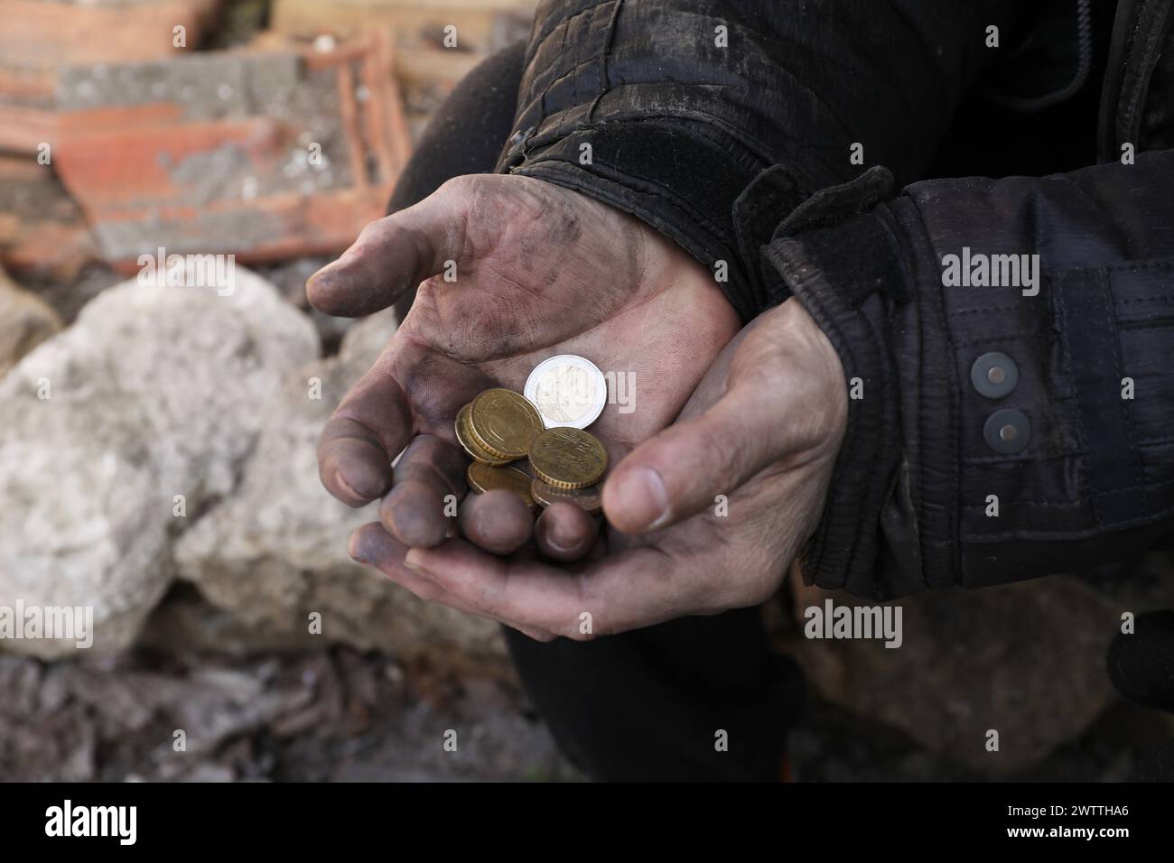 Homeless man counting money hi-res stock photography and images - Alamy