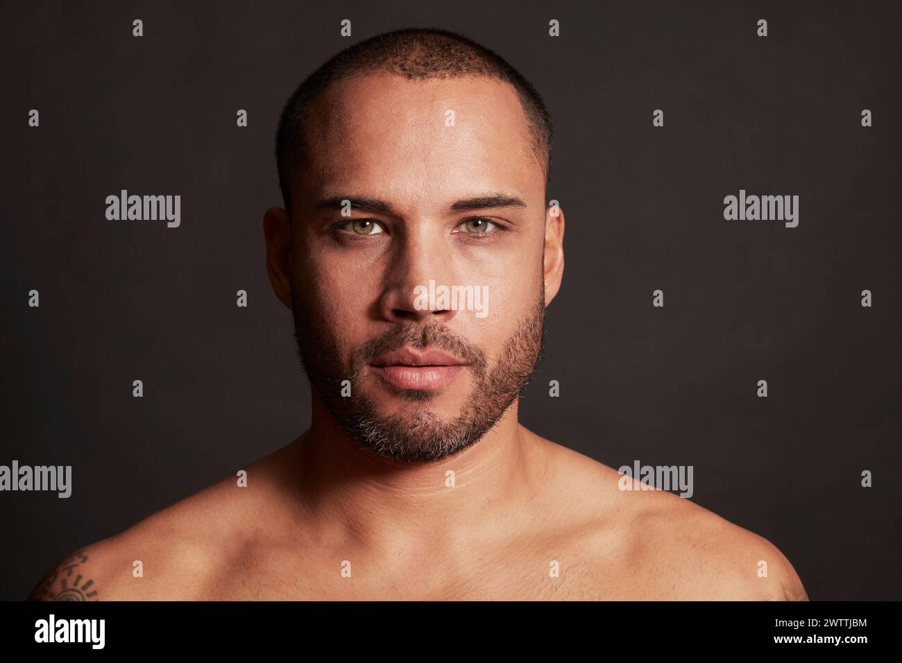 Dark background portrait hi-res stock photography and images - Alamy