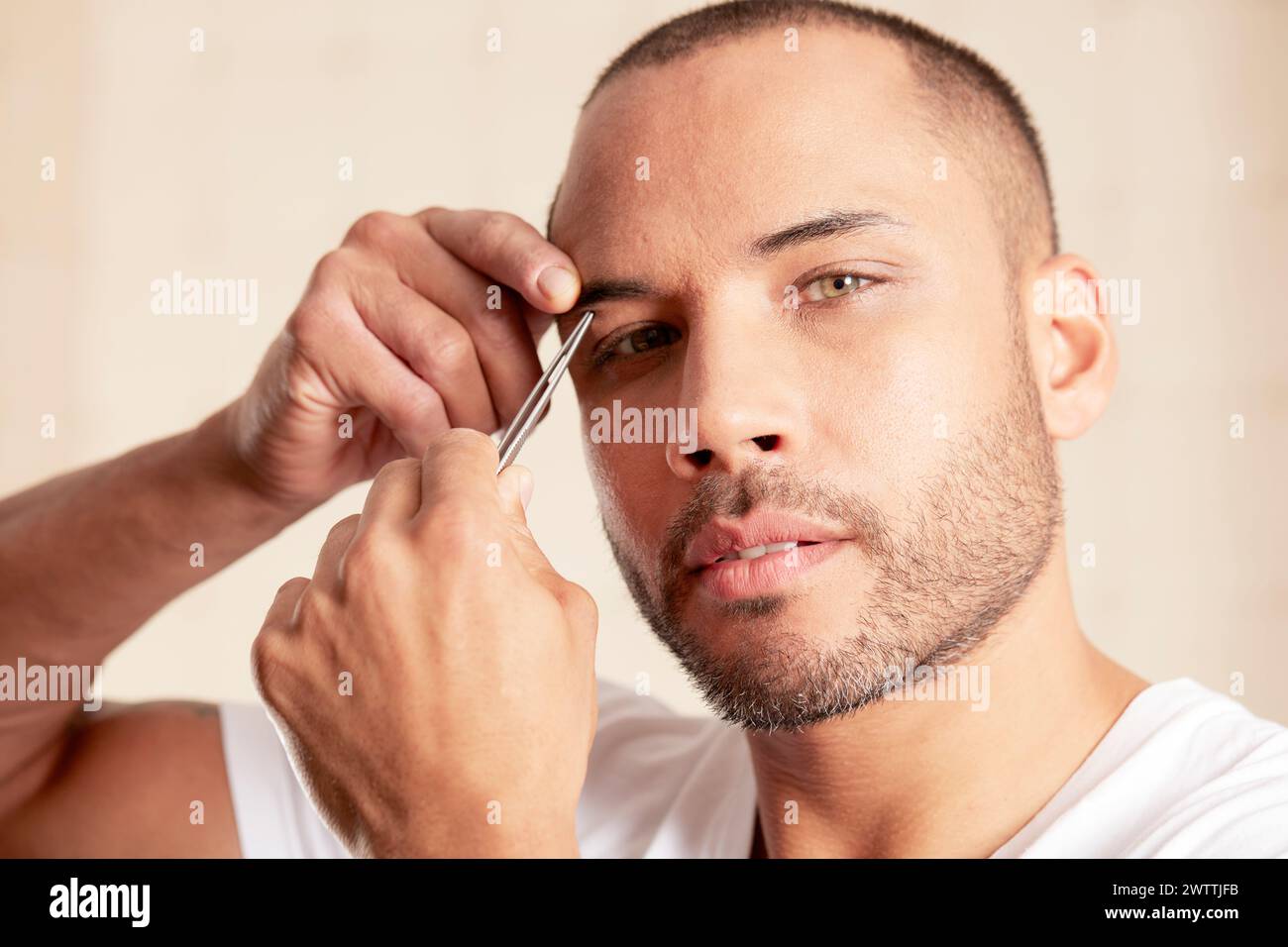 Grooming eyebrows hi-res stock photography and images - Alamy