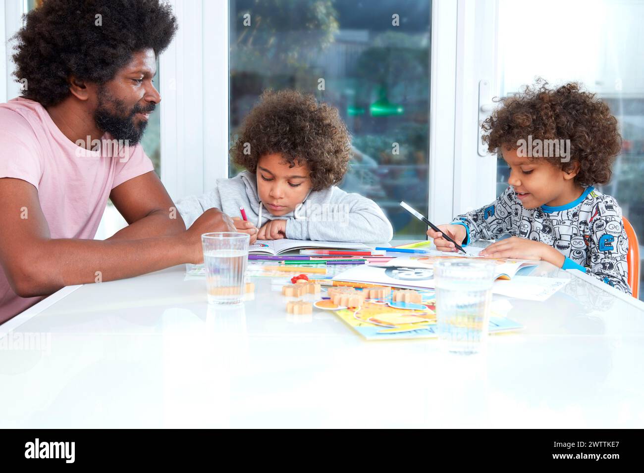 Children drawing family hi-res stock photography and images - Alamy