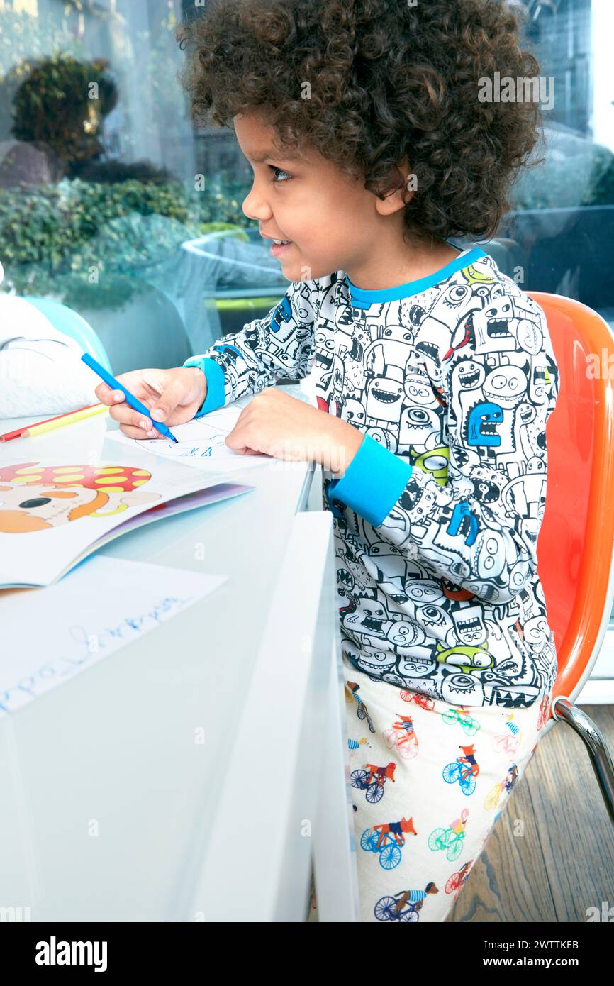 Child drawing hi-res stock photography and images - Alamy